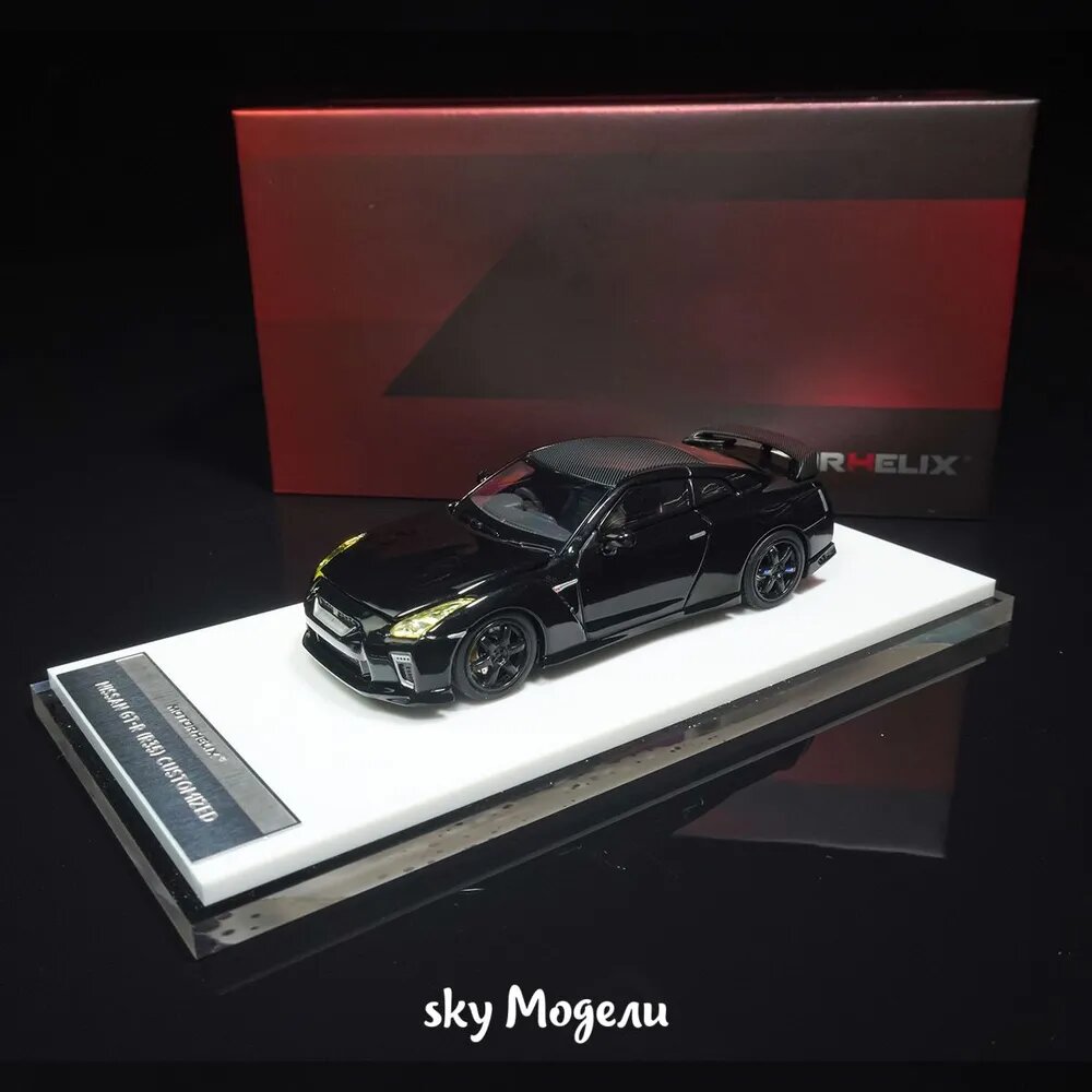 Машинка Motorhelix Nissan GT-R (R35) Black, масштаб 1:64, металл, коллекционная модель на подставке, длина 7 см