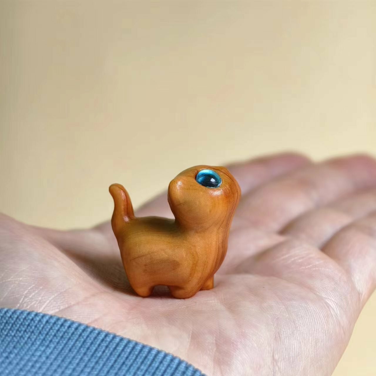Фигурка кошки-поднятой мордой из кедра, синяя, ручная работа, деревянный декор для дома, 5 см