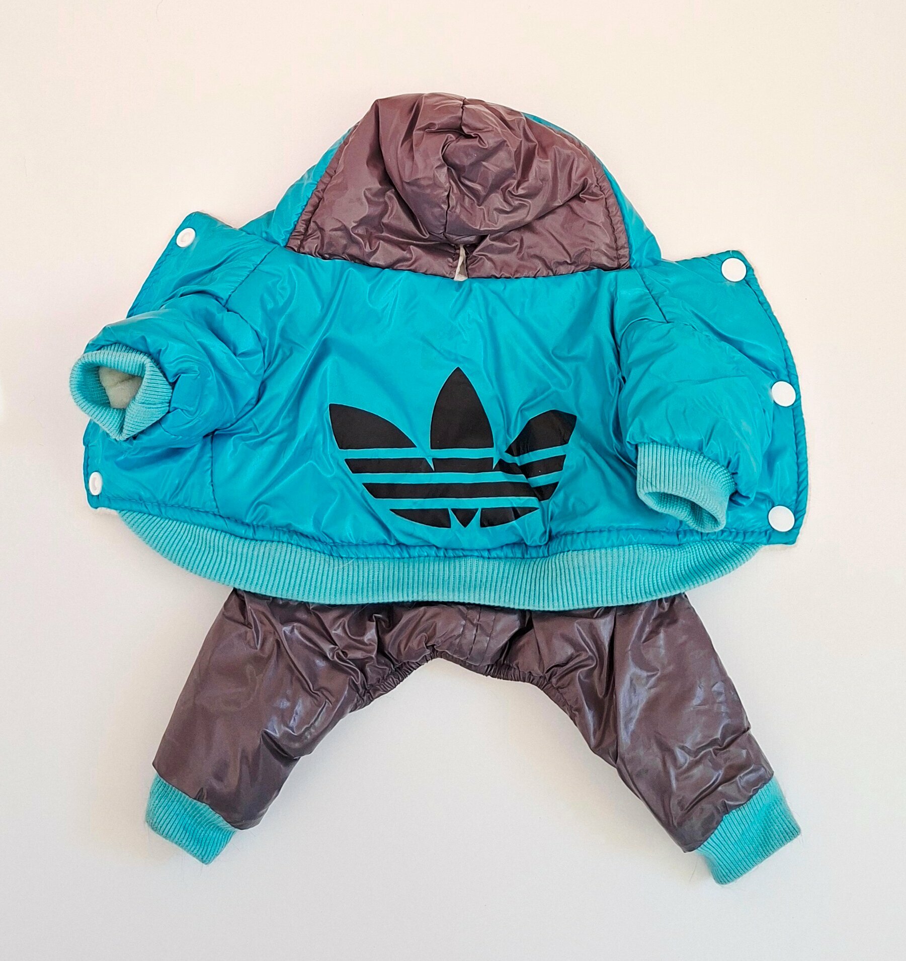 ADIDAS Комбинезон для собак утепленный Цвет Серо-голубой, Подклад - белый флис 100% хлопок. Размер XS длина спины 21 см, обхват груди 35 см, обхват шеи 22 см