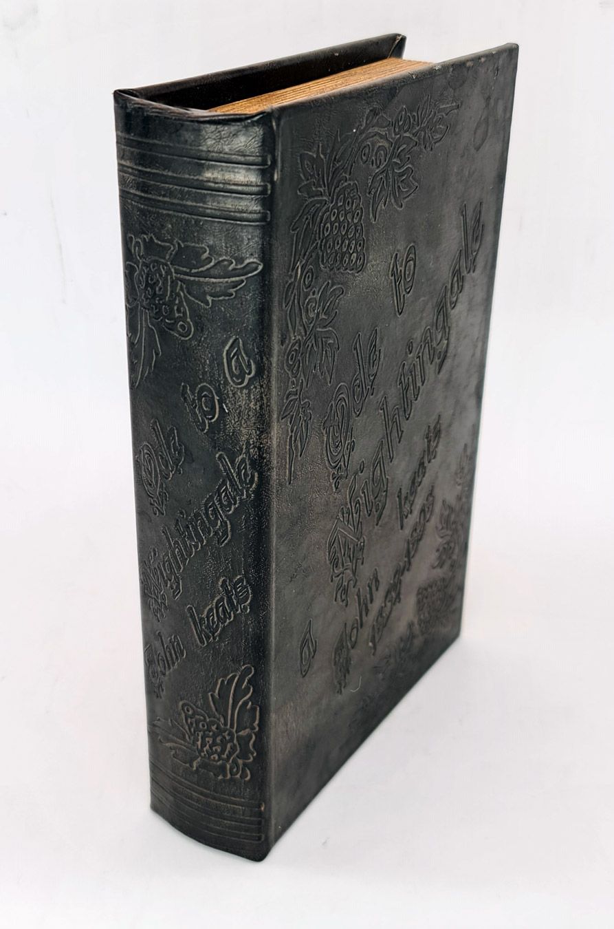 Футляр-шкатулка в форме книги