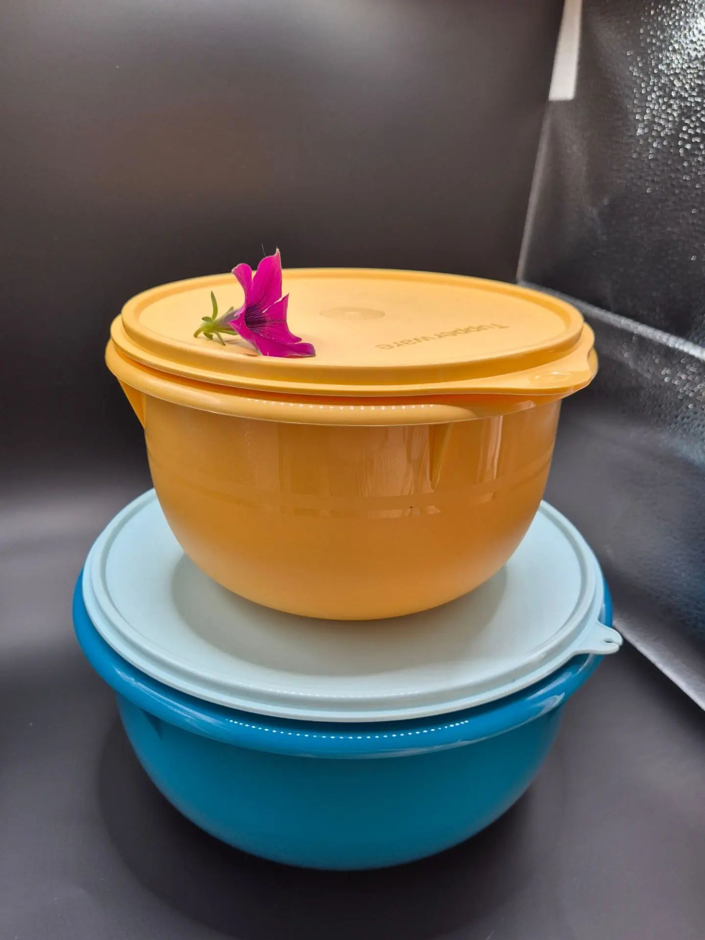 Чаши "Замесочное блюдо" 3л , бирюзовое. + 2л желтое Tupperware