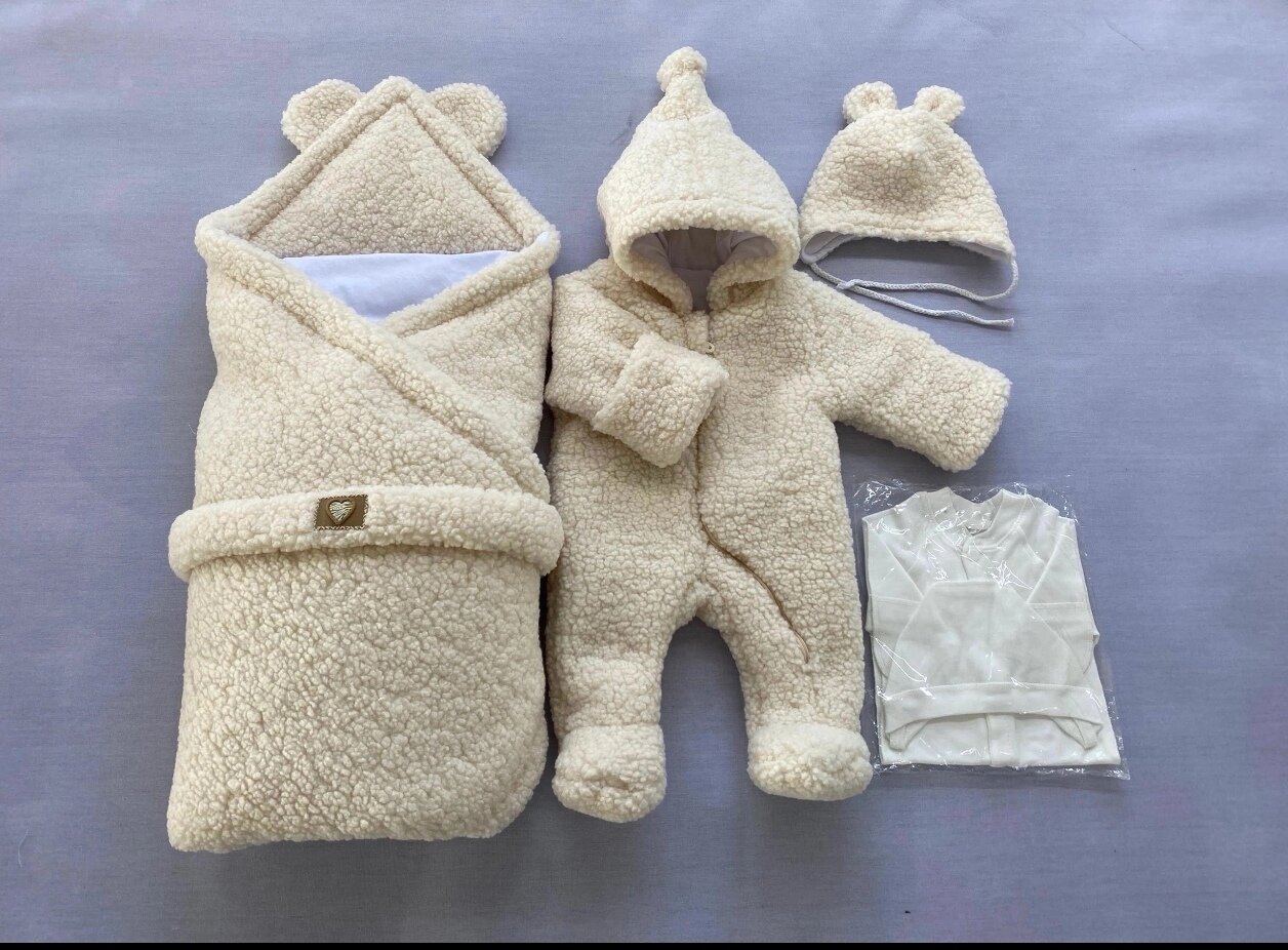 Набор на выписку одеяло, комбинезон утеплённый, шапочка, резинка.