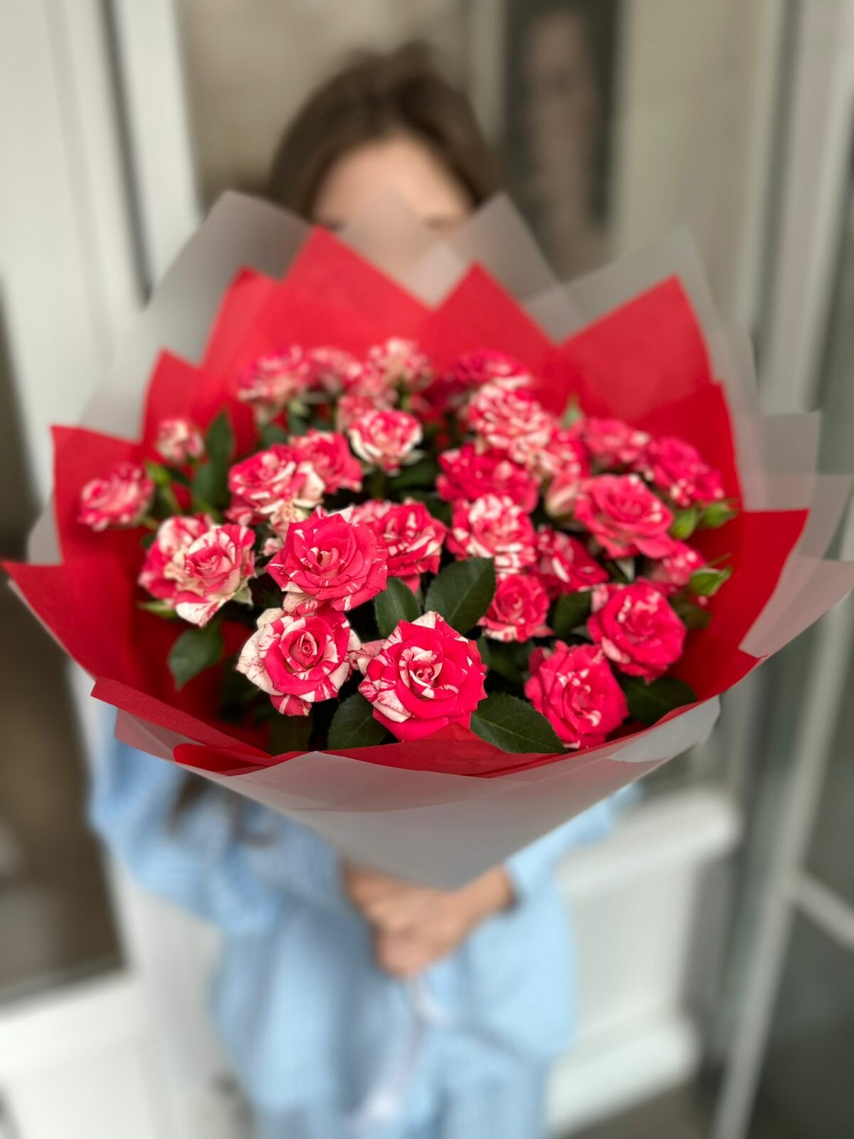 Яркий букет из красных кустовых роз в упаковке 5 штук / живые цветы/доставка сегодня / букет для девушки