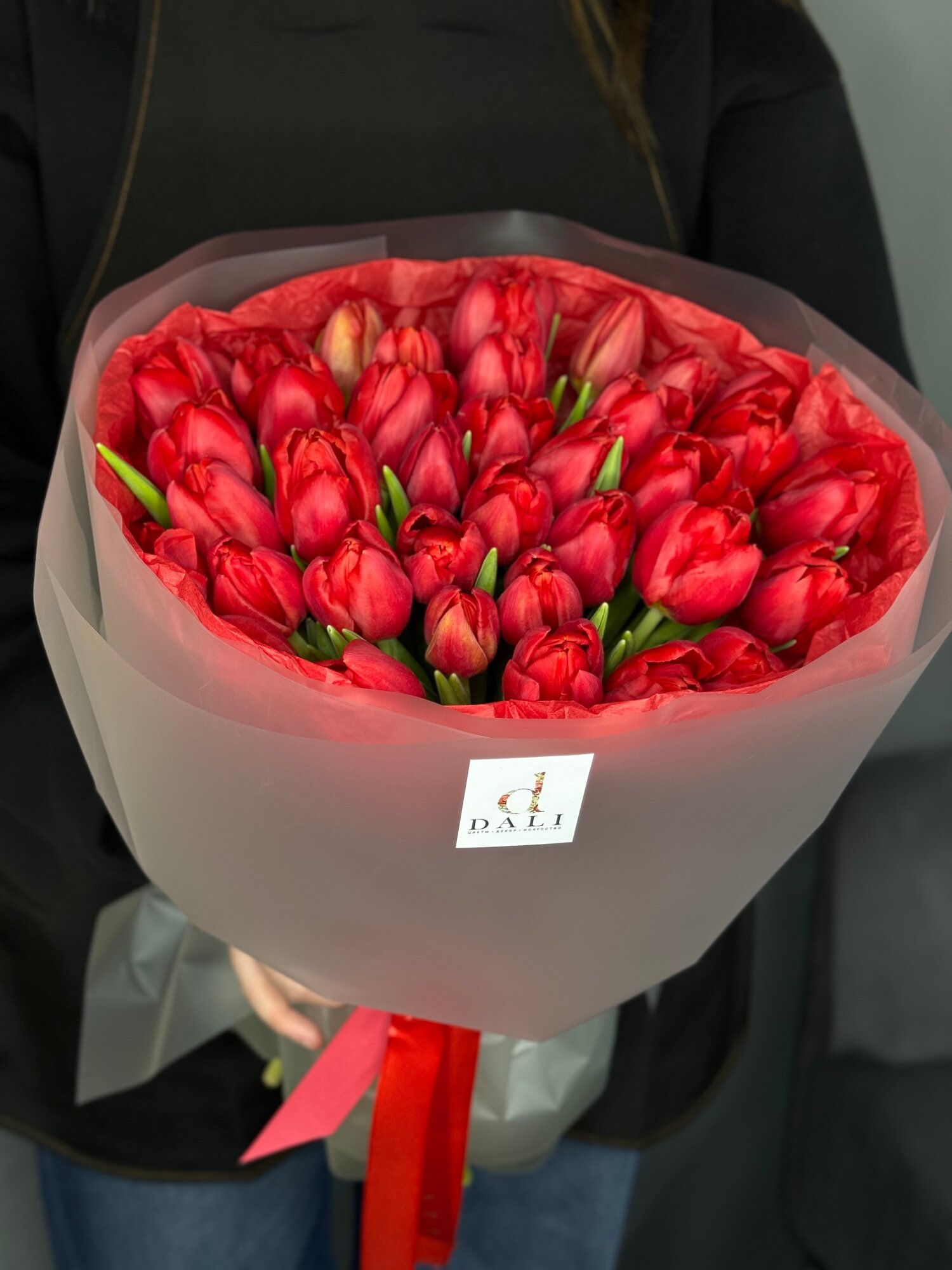 Букет из тюльпанов DALI, 8 марта, монобукет, насыщенно-красные, в фирменной упаковке, 35шт