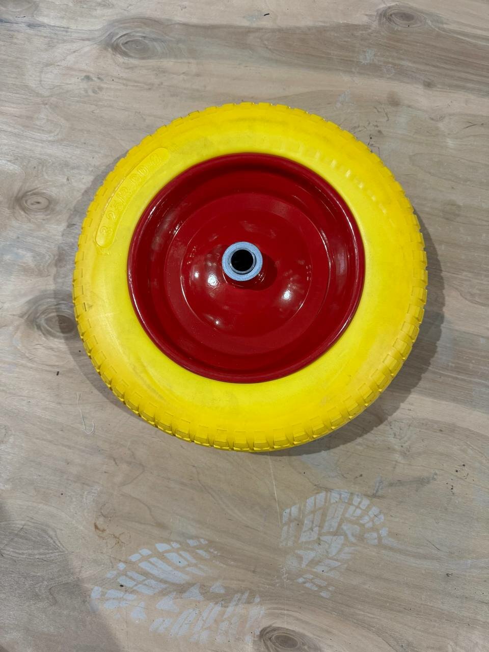 Колесо для тачки полиуретановое PU1301, 13*3,25-8 20/80мм диск сварной красный, пу желтый