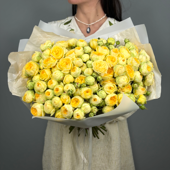 Букет из 31 желтых пионовидных роз в стильной упаковке. «365 Поводов» - живые цветы с доставкой