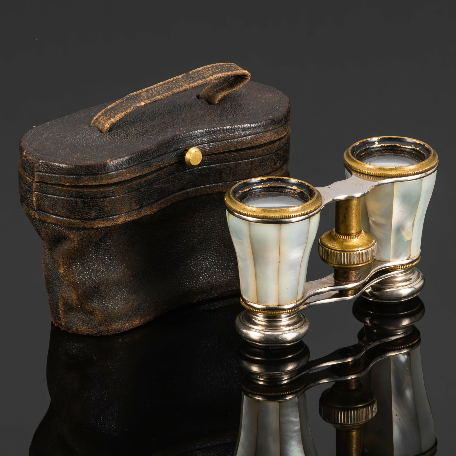 Бинокль театральный в кофре, латунь, перламутр, стекло, кожа, Западная Европа