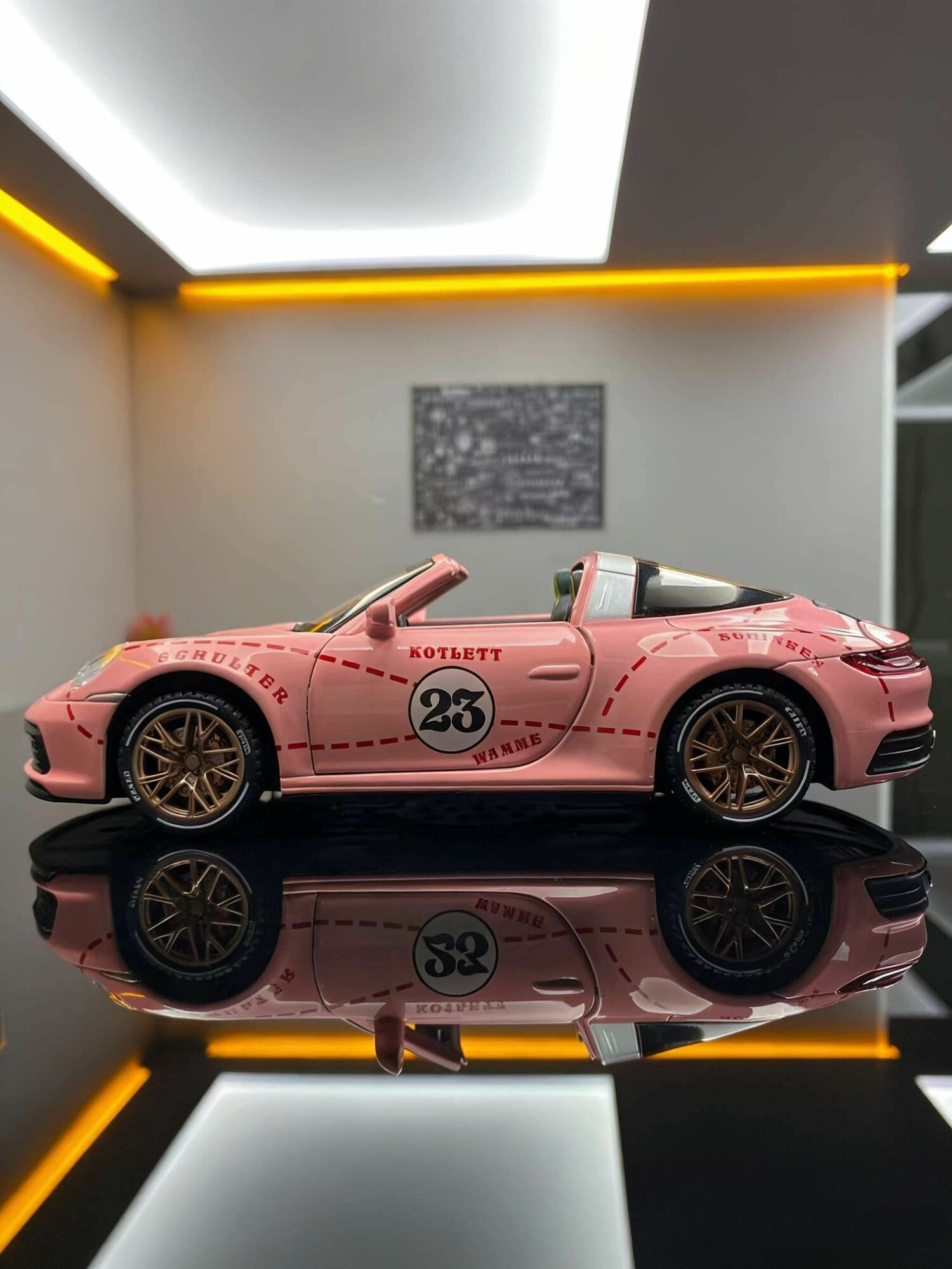 Розовая металлическая модель Порше 911 Turbo (масштаб 1:32)