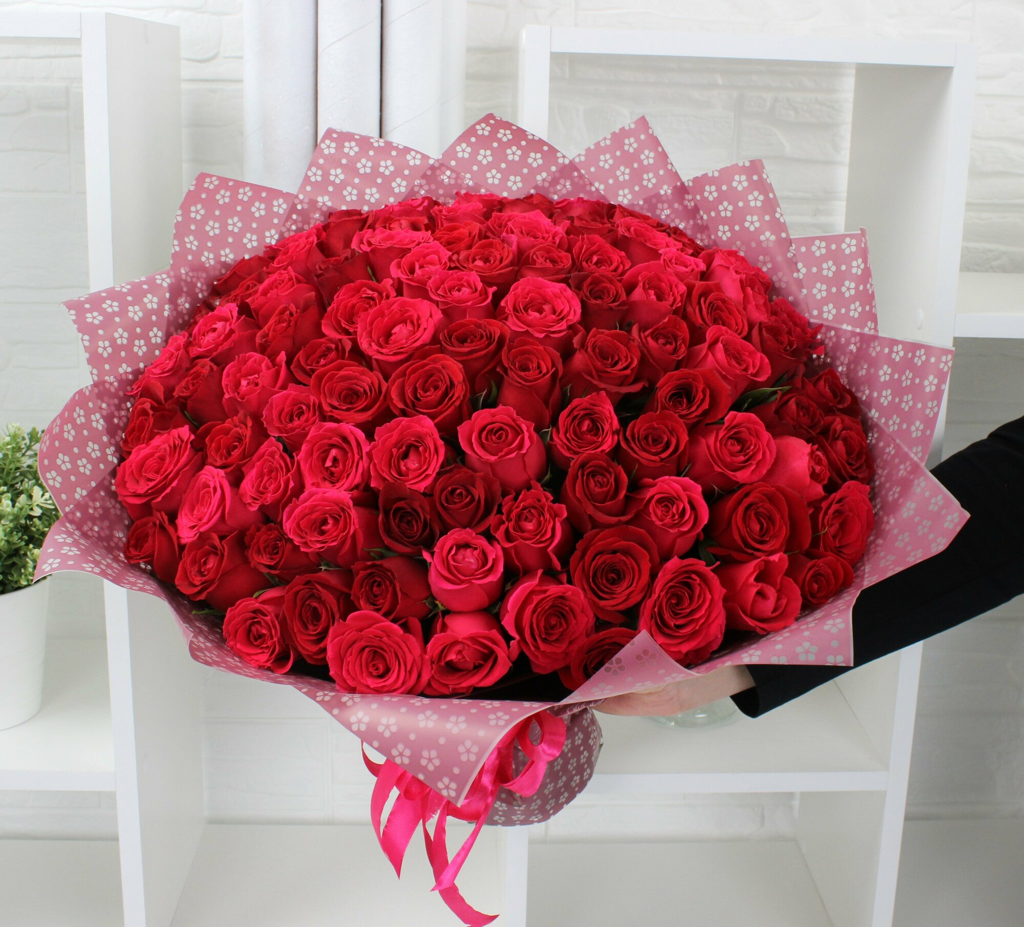 Монобукет THE FLOREAL красная и малиновая роза 101 штука, высота 40 см, с бантом