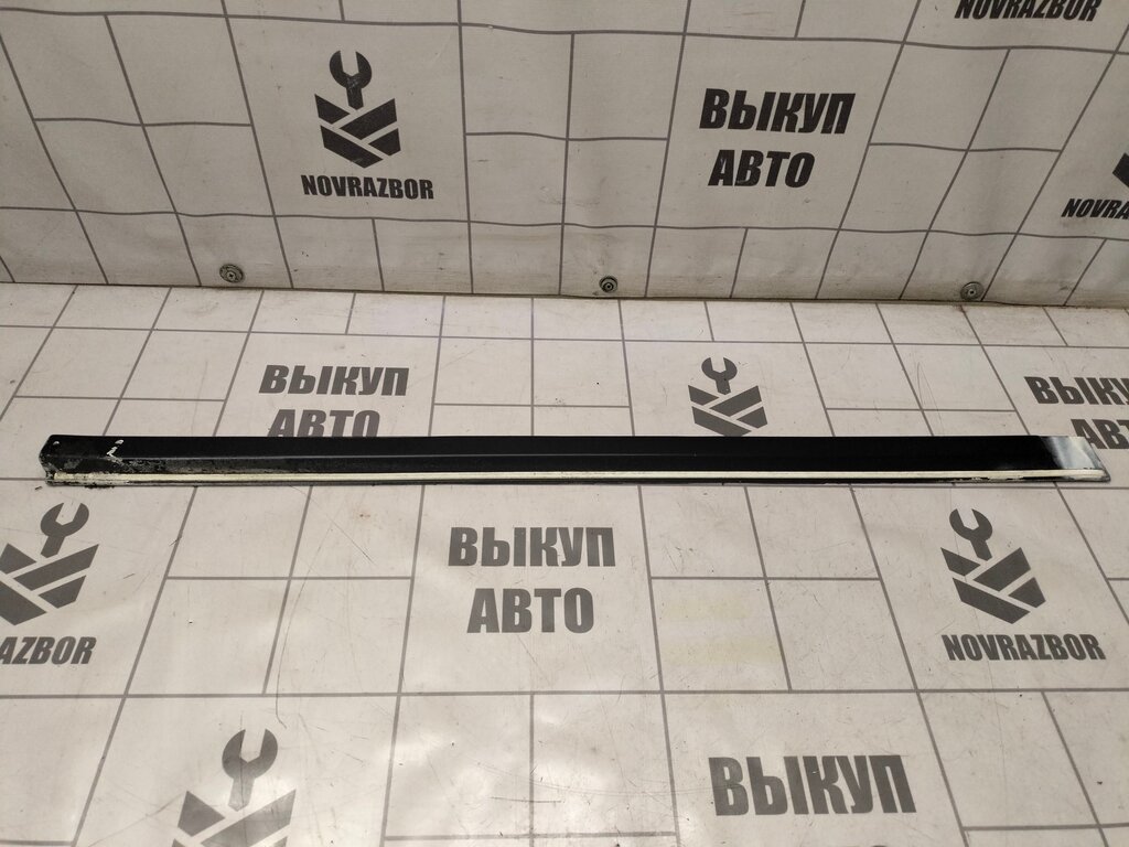 Молдинг передней левой двери VW Golf 2 Jetta 2 83-92