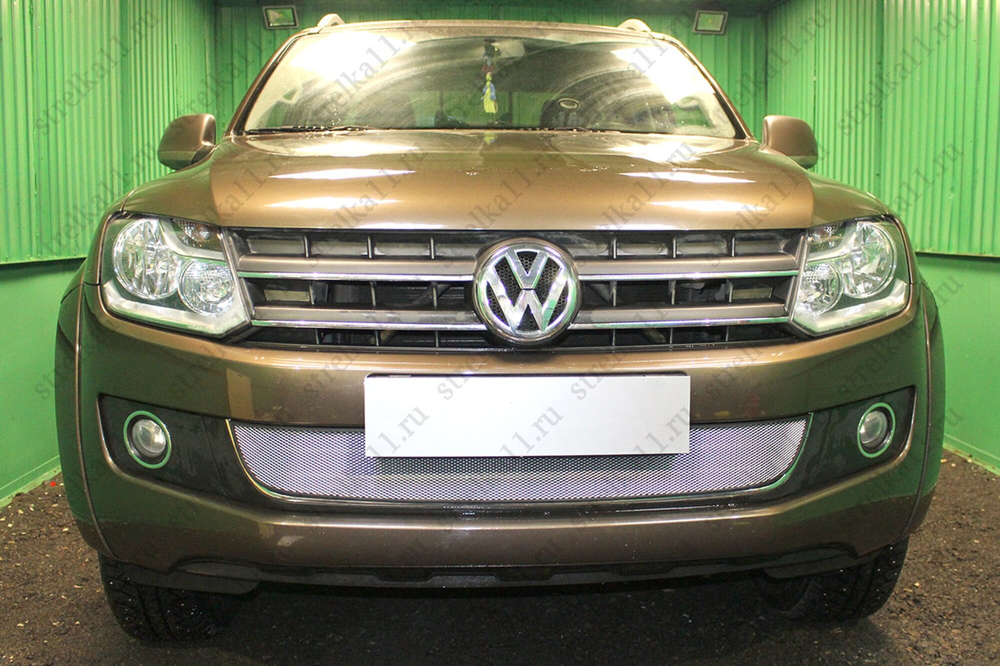Защитная сетка радиатора с окантовкой для VOLKSWAGEN Amarok 2010-2016 (с 2-мя горизонтальными ребрами жесткости), хром
