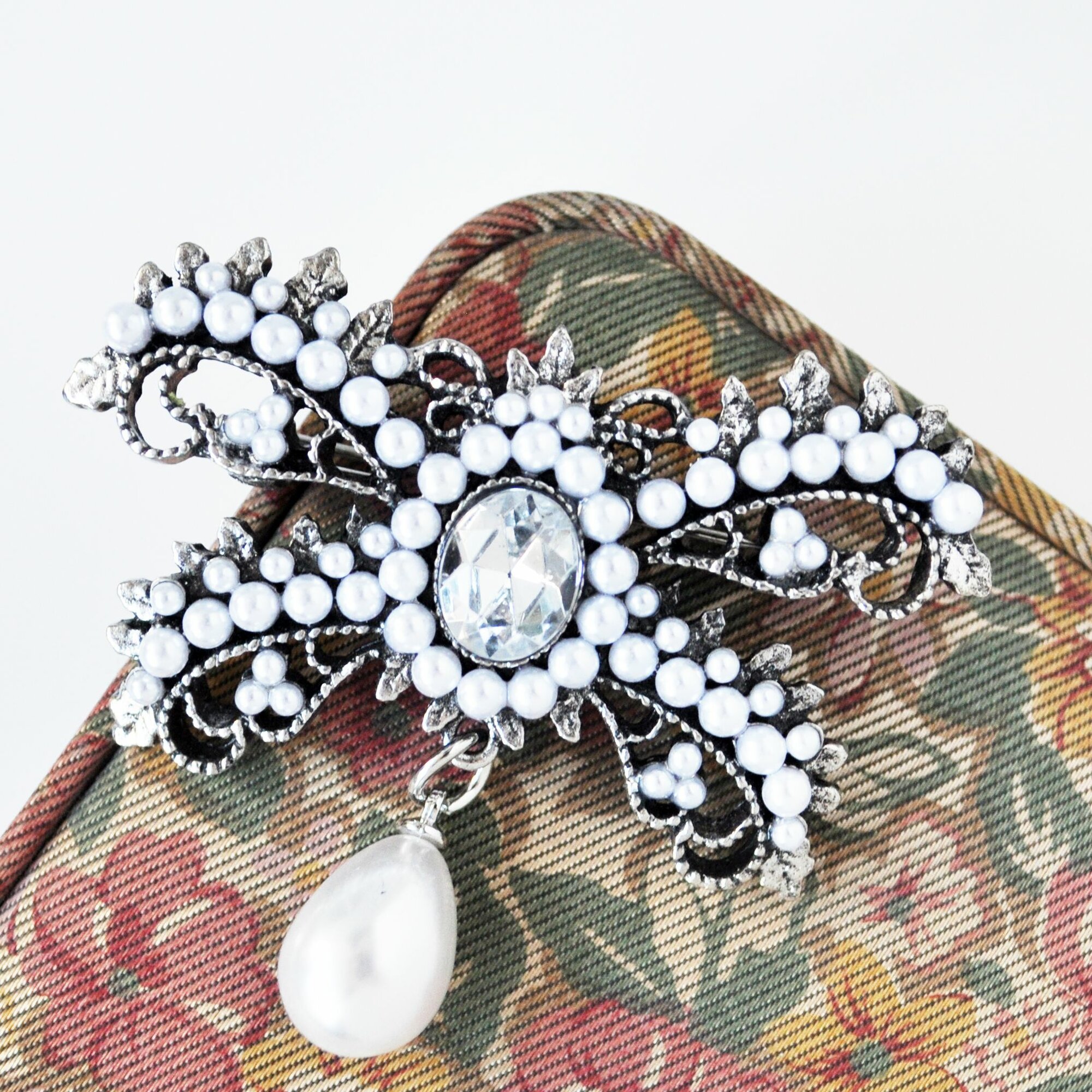 Брошь, стразы