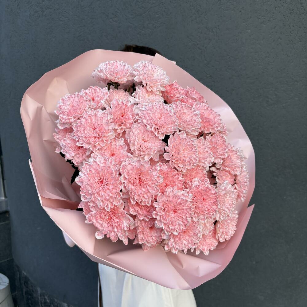 Большой летний букет из розовой кустовой хризантемы, в дизайнерской упаковке