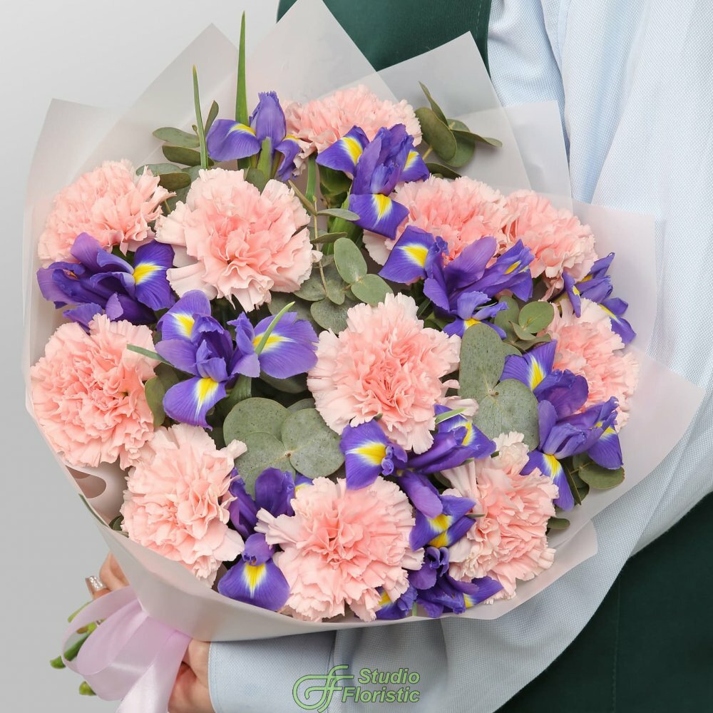 Букет STUDIO FLORISTIC "Мелодия лета", диантусы, ирисы и эвкалипт
