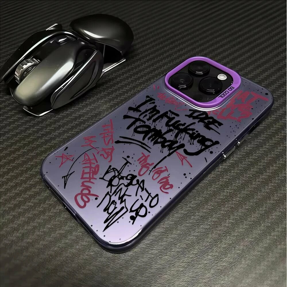 Фиолетовый чехол для iPhone 16 с граффити