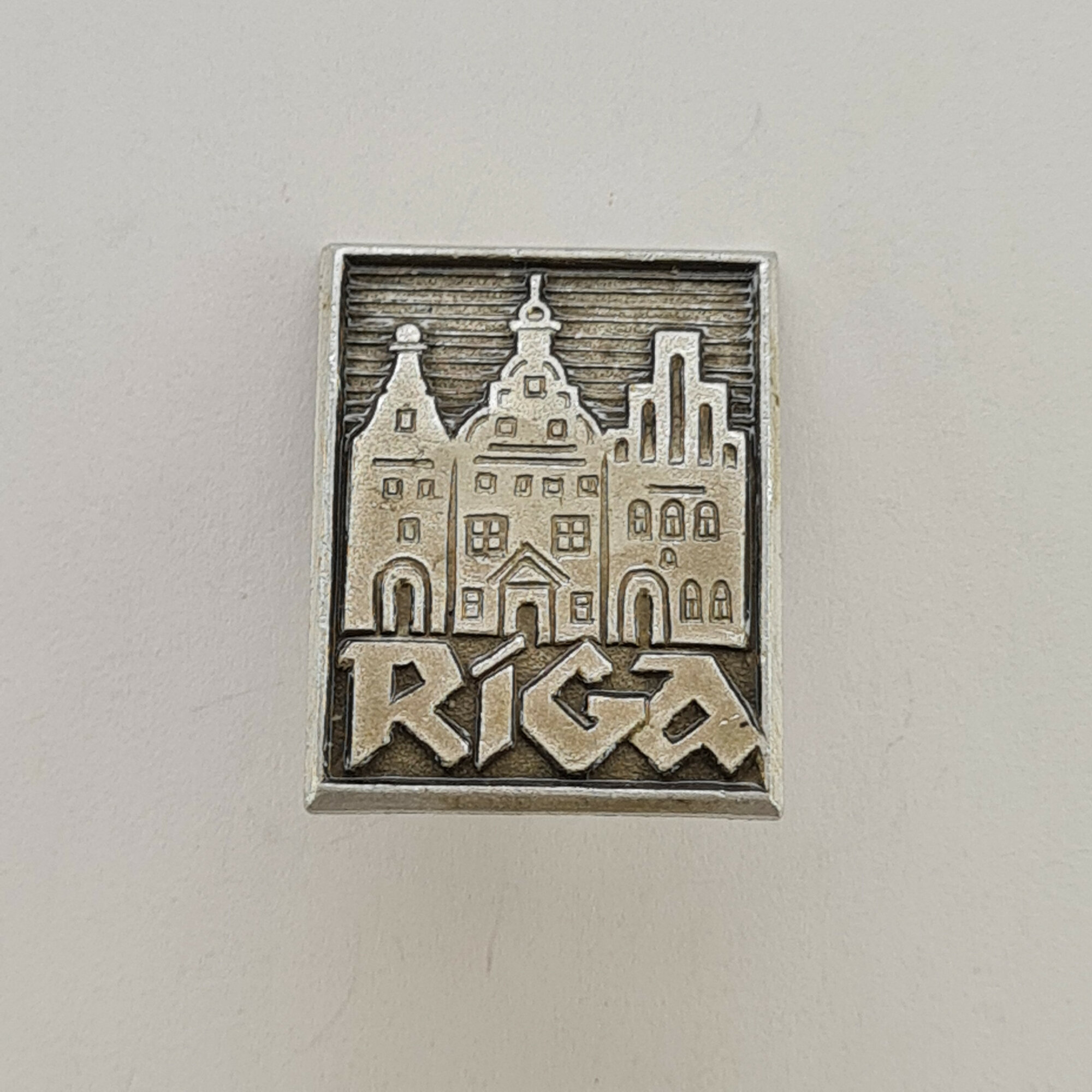 Значок СССР. Рига, городская архитектура с домами. Винтажный значек.