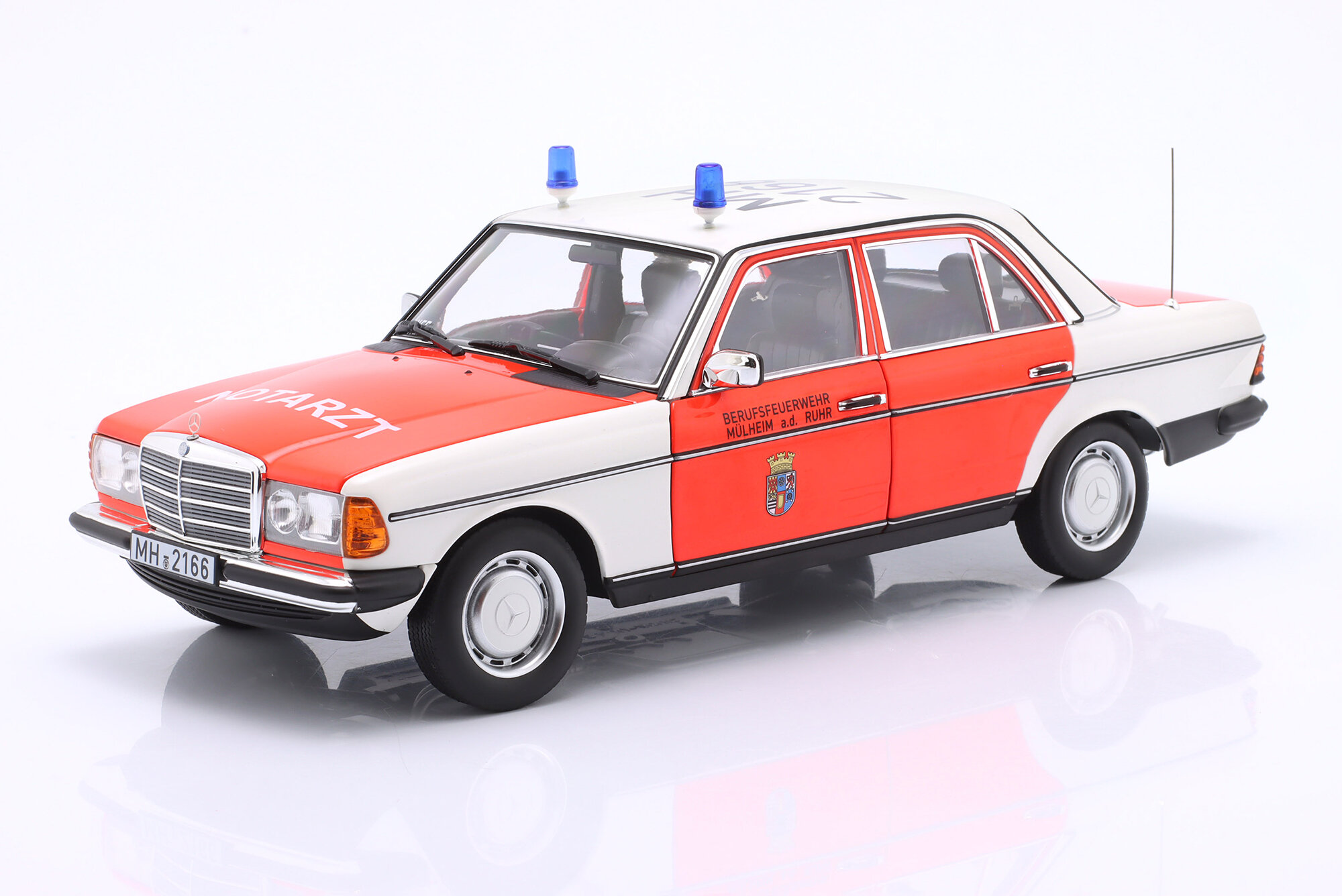 Модель коллекционная NOREV Mercedes 200 emergency doctor 1984