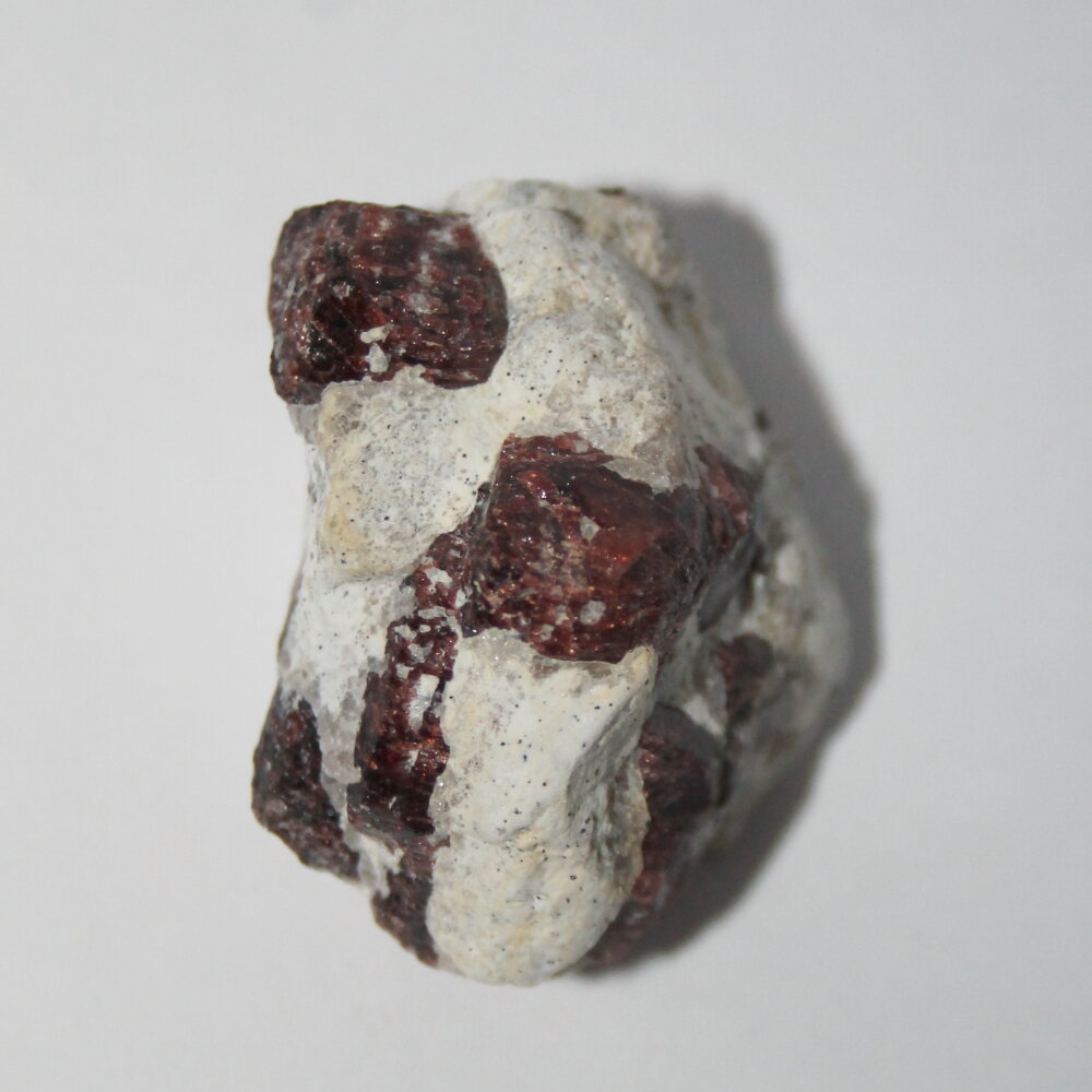 Коллекционный образец Ставролит "True Stones", 36х27х21 мм, коричневый/белый, Кольский полуостров