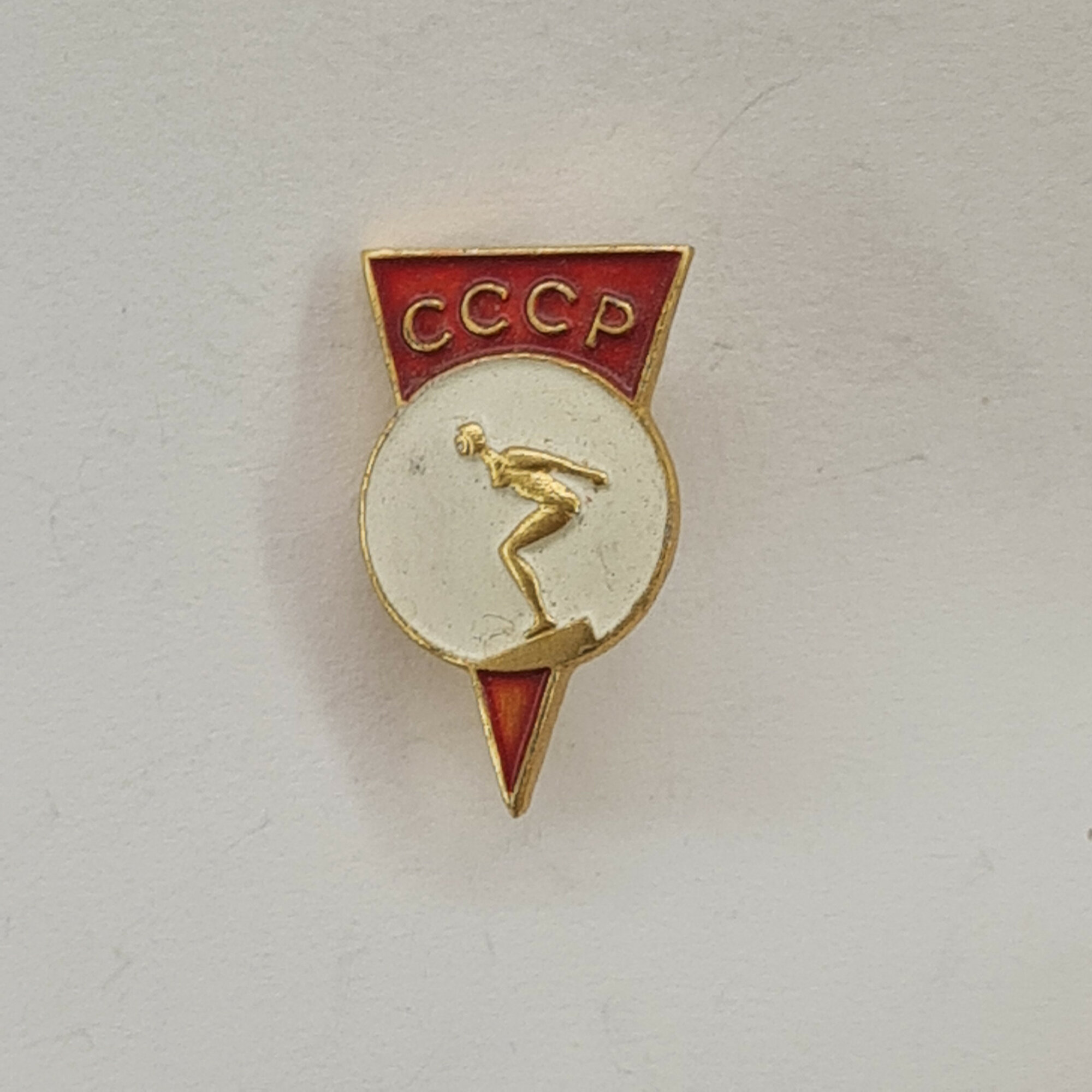 Значок СССР. Надпись СССР, фигуристка на коньках, спорт. Винтажный значек.