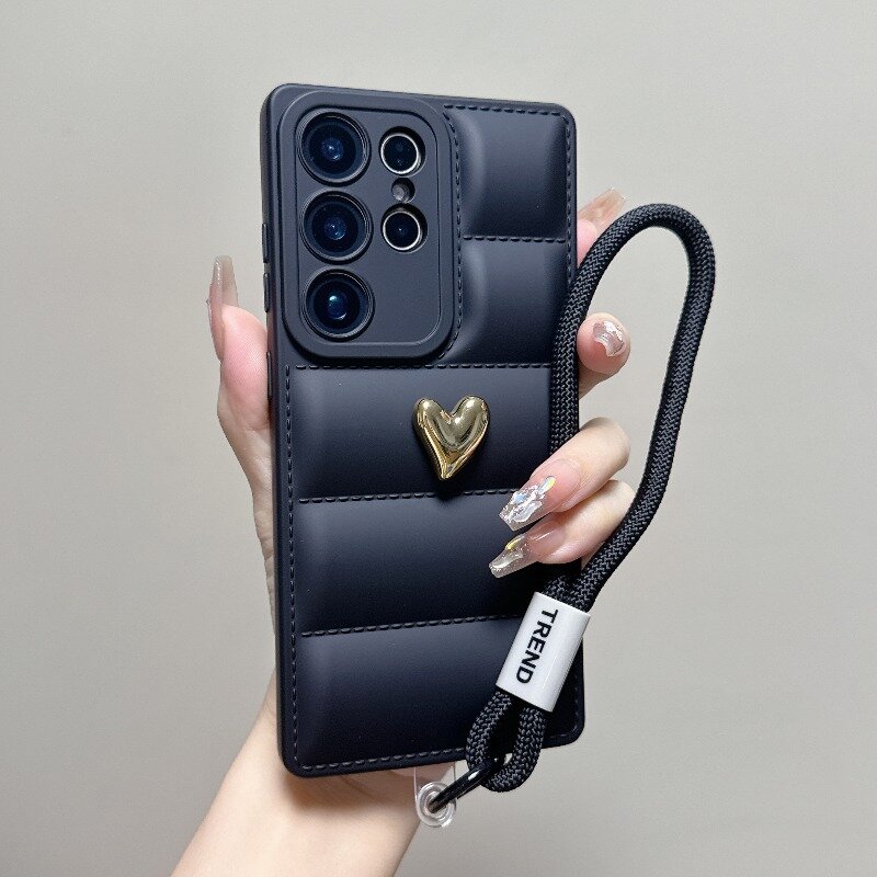 Чехол для Galaxy S25 Ultra с объемным гальваническим сердечком и коротким шнурком, черный