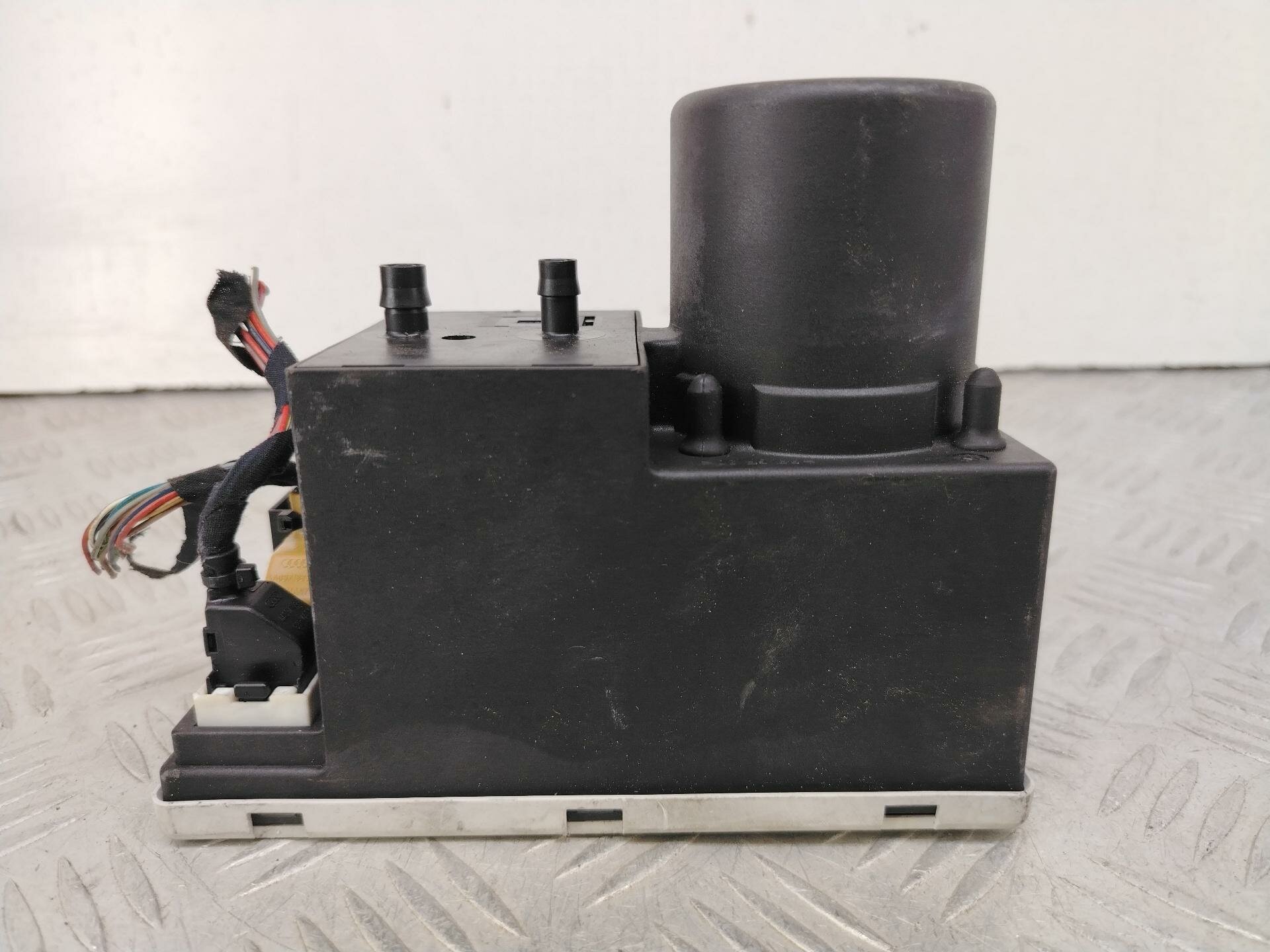 Компрессор центрального замка Audi A4 B5 (1994 - 1999) 8L0862257K