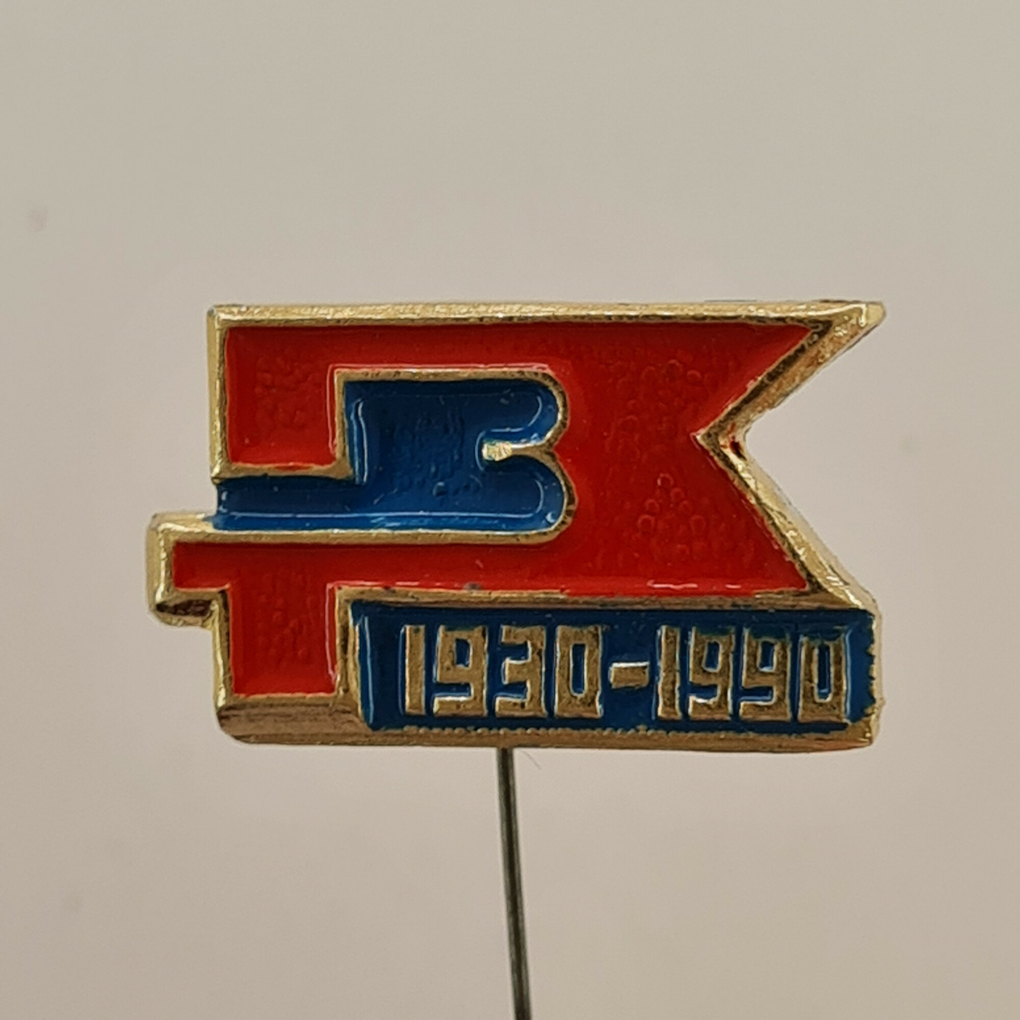 Значок СССР. В 1930 1990, юбилейный, синий и красный флаг. Винтажный значек.