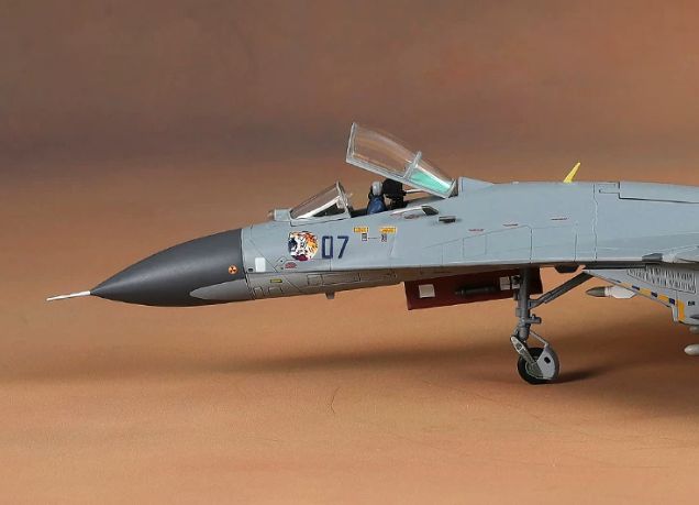Готовая модель истребителя Су-27SK Тигроголовый ВВС Китая, 16/11126, 1:72
