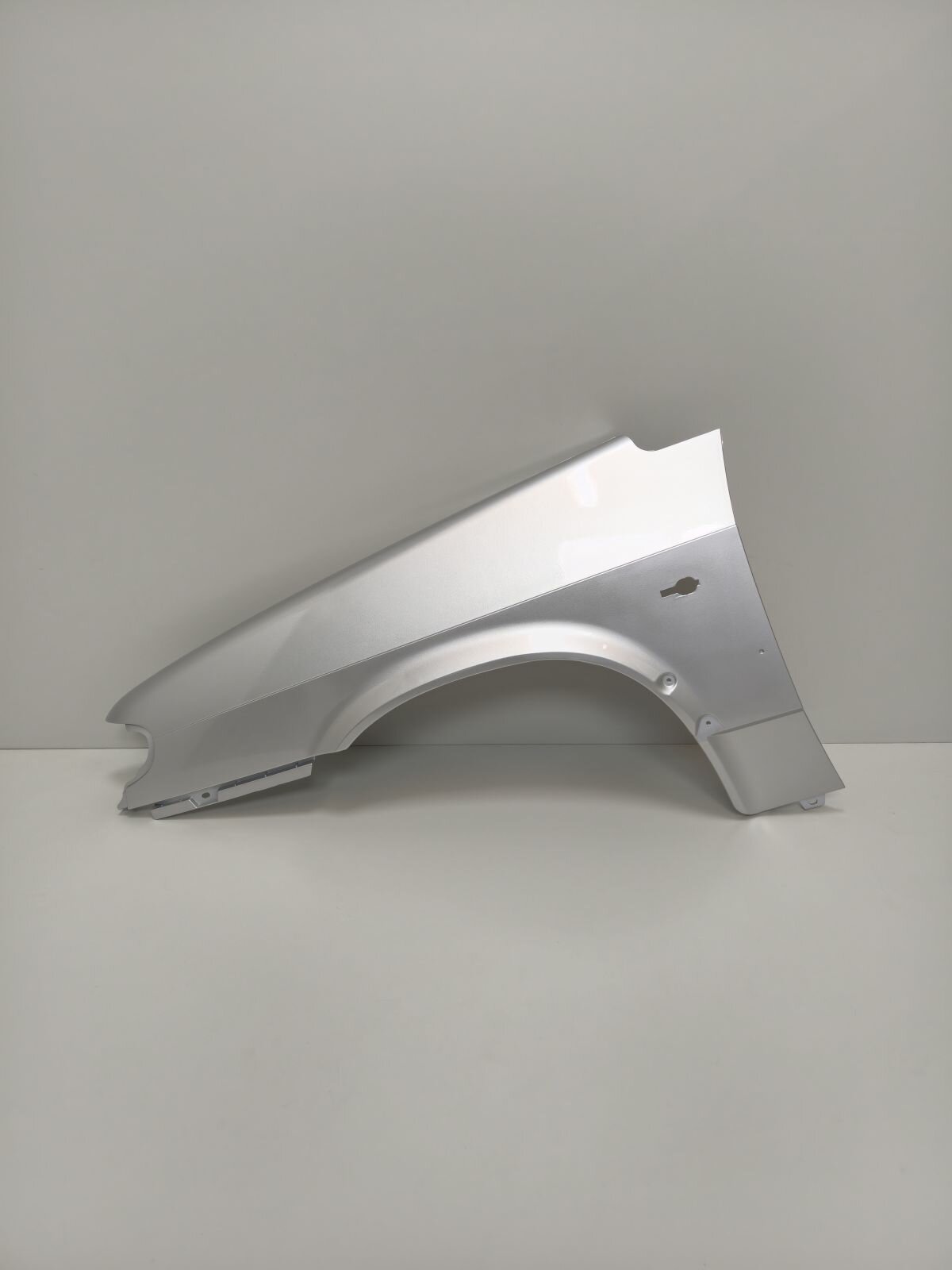 Крыло переднее левое пластиковое в цвет для ВАЗ 2113 2114 2115, 690 - снежная королева, серебристый