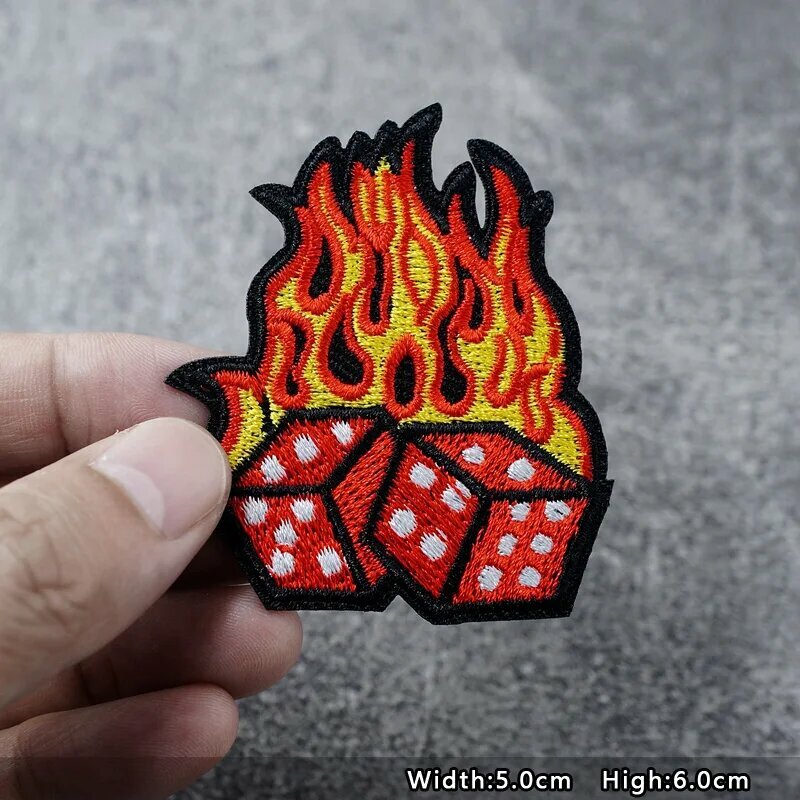 Красная заплатка с огнем и костями, 5x6 см