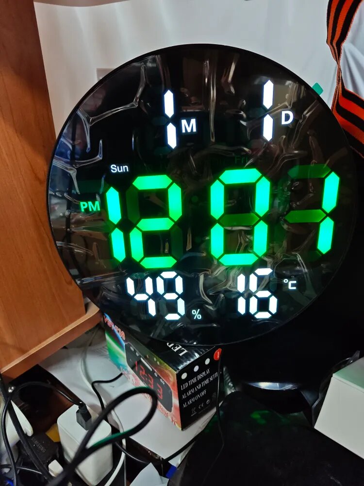 Настенные часы с зеленой подсветкой, электронные, круглые, пластиковый корпус, для дома — фото 1