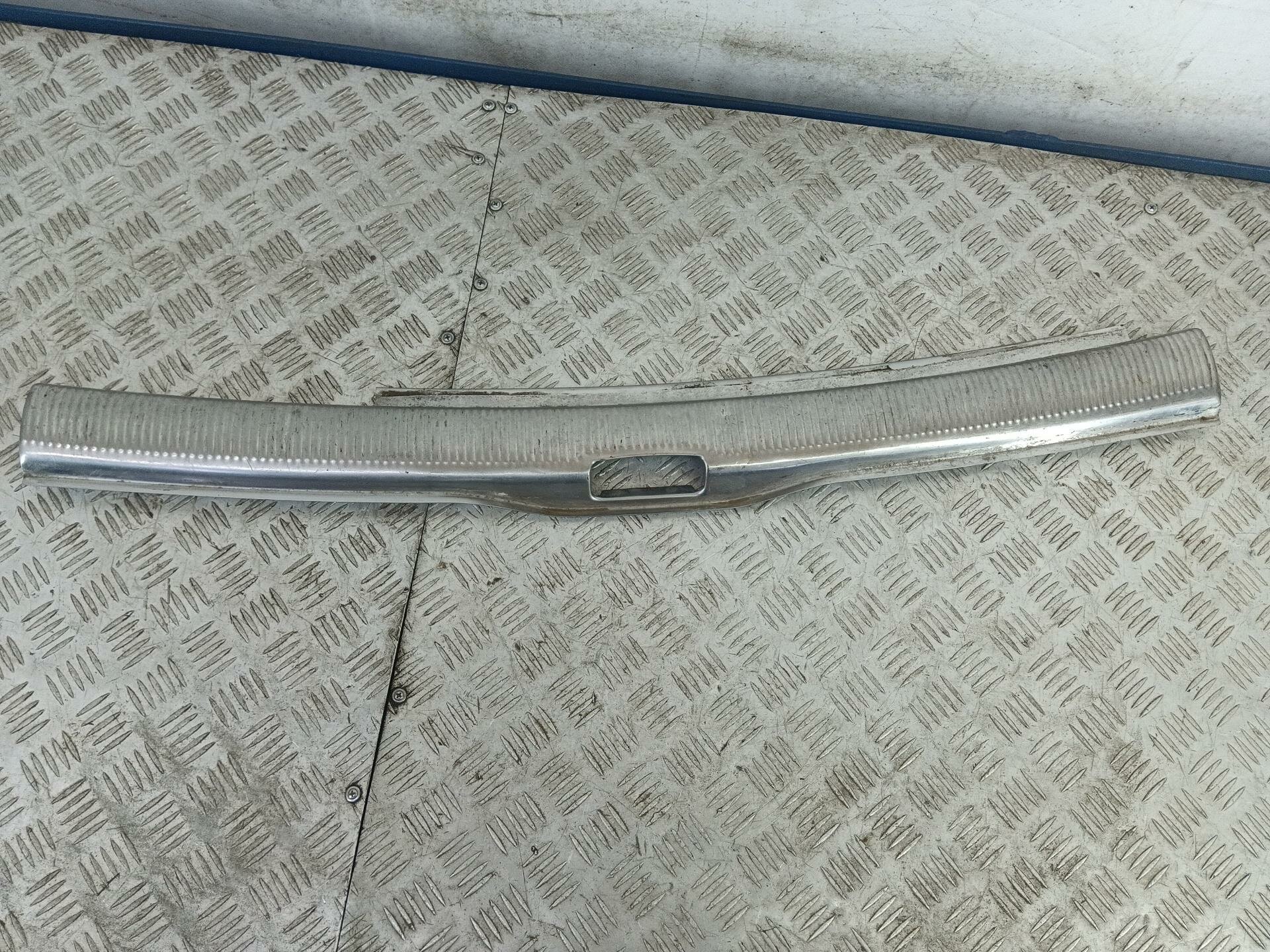 Накладка внутренняя на заднюю панель кузова Volkswagen Passat B5 рест. (2000 - 2005) 3B9863459H