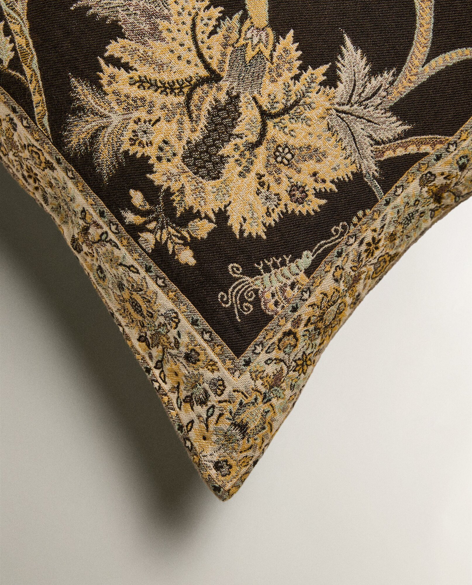 Наволочка жаккардовая, 40 x 60 cm , brown. Бренд - Zara Home