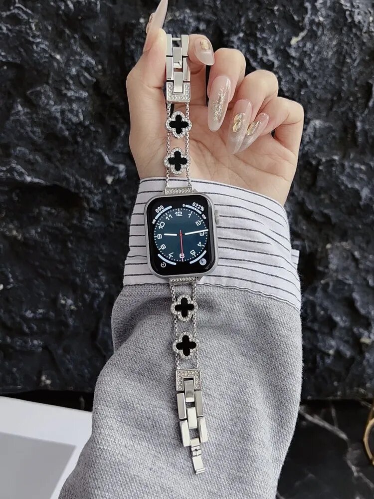 Металлический ремешок для Apple Watch Series 10-11 42мм/ Series 1-9 & SE 38мм, 40мм, 41мм/ SE 3 40мм, металлическая застёжка-цепочка с инкрустацией бриллиантами (в форме четырехлистного клевера)