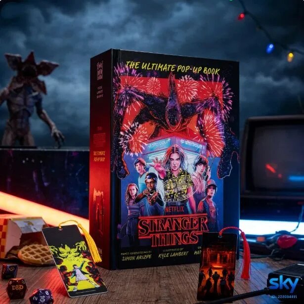 Stranger Things: The Ultimate Pop-Up Book // Очень странные дела Книга-панорама, С 2 закладками