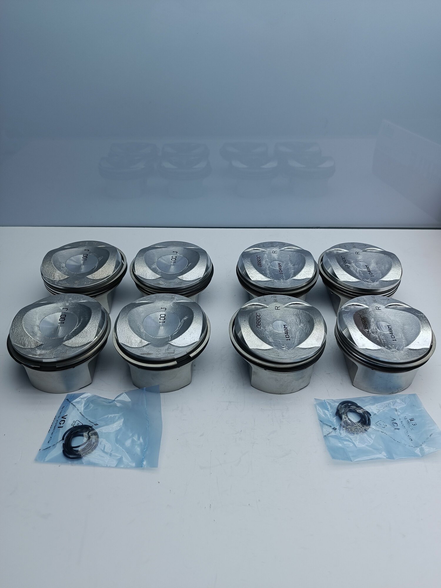 Комплект новых поршней VW VAG 4.2 FSI BAR IMALE/IMLENG I01001025 079107066DC
