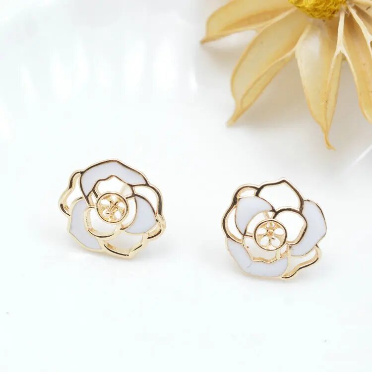 Серьги-гвоздики с цветком камелии из латуни Florainer Tina 4PCS