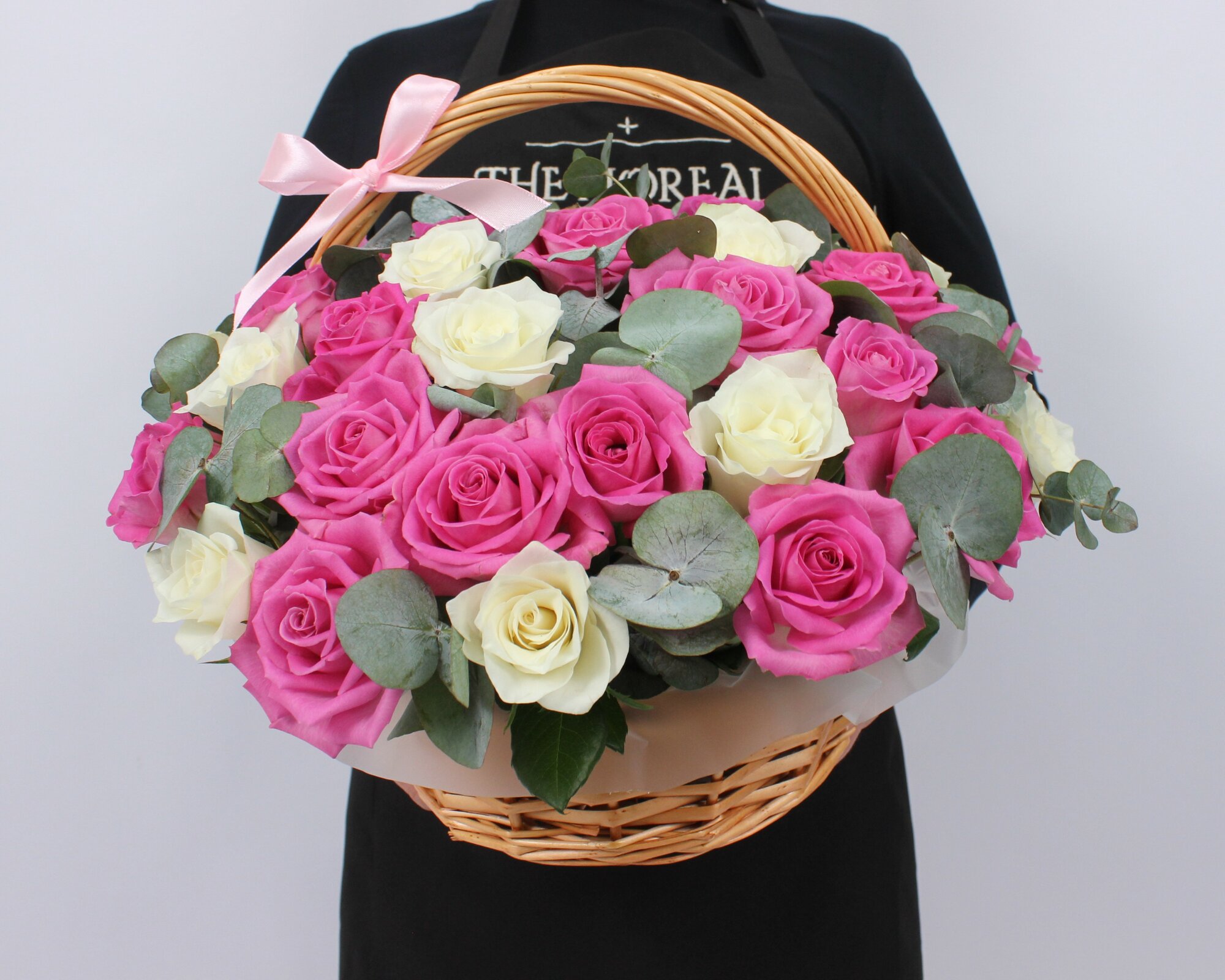 Композиция в корзине THE FLOREAL "Белые и розовые розы", 35 штук, с эвкалиптом