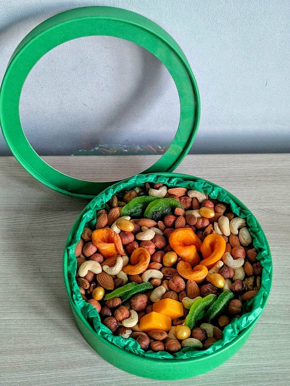 Круглая коробка с орехами