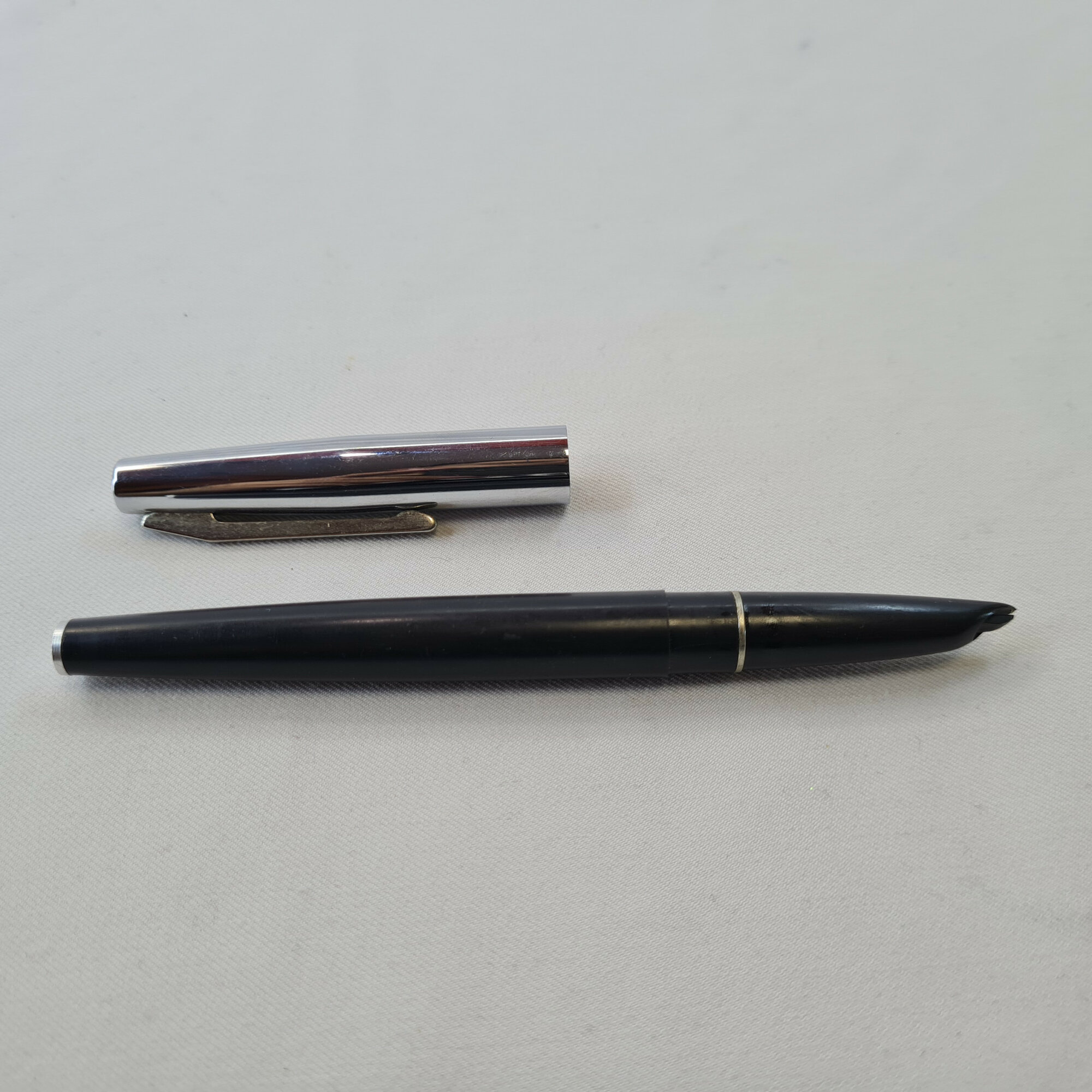 Ручка винтажная, СССР. Корпус из пластмассы с металлическим колпачком, для чернил