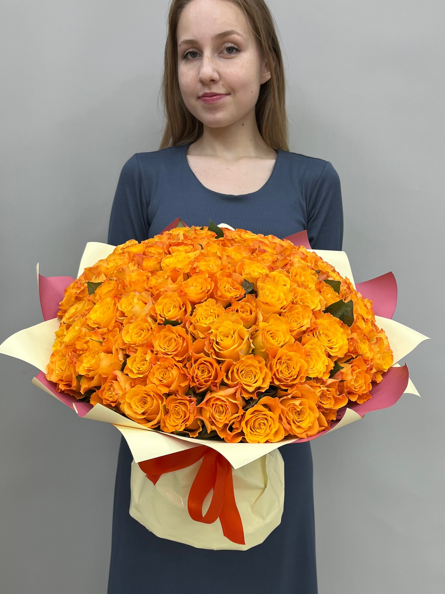 Букет живых цветов "Солнечный букет", 101 оранжевая роза, 40 см, на стеблях, в пленке, ROZA4U — фото 1