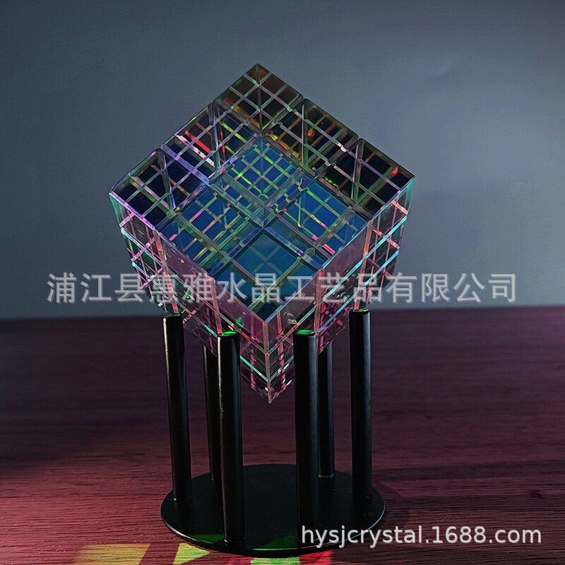 Кристаллическая скульптура-куб Magik Chroma с подставкой 6см x 6см x 6см подарочная упаковка