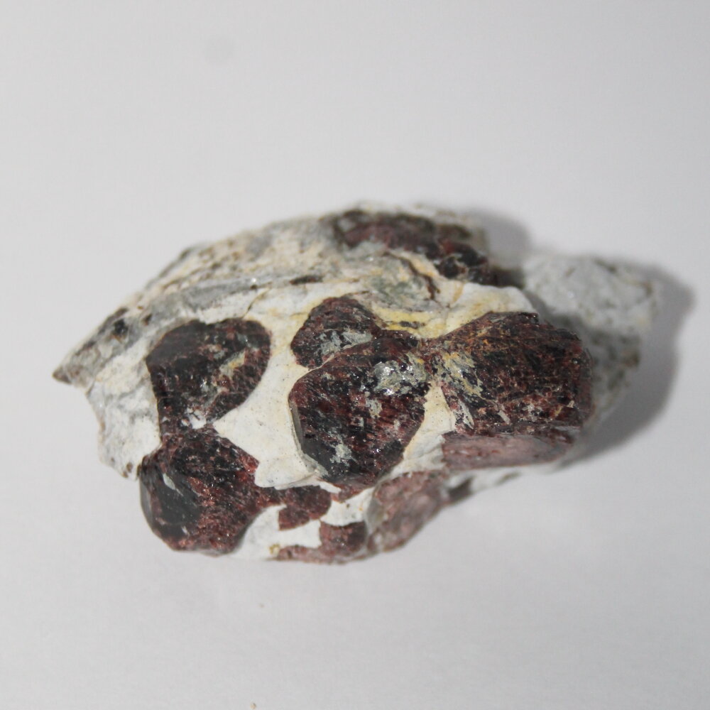 Коллекционный образец Ставролит "True Stones", 51х35х24 мм, коричневый/белый, Кольский полуостров