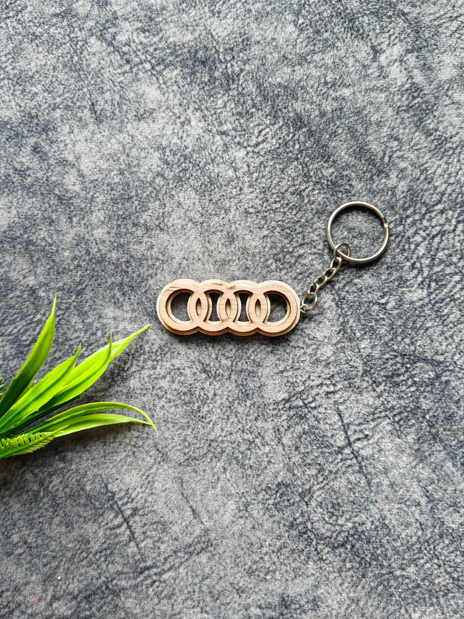 Брелок автомобильный из фанеры деревянный Ауди Audi