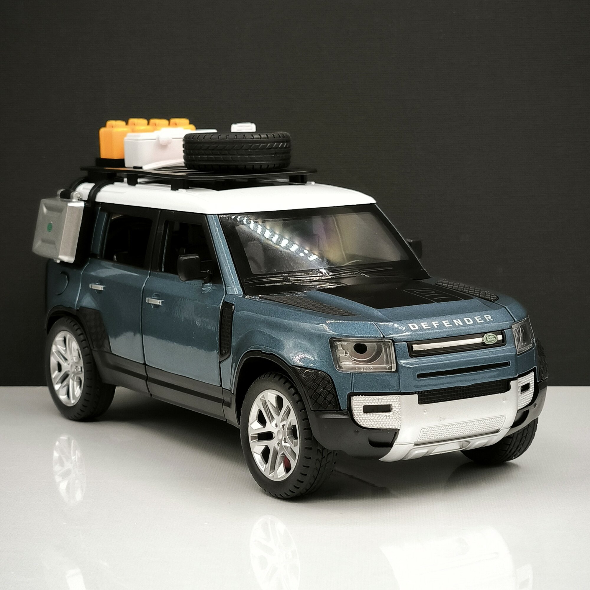 Машина металлическая Land Rover Defender с инерционным механизмом и свето-звуковым сопровождением. Масштаб 1:24