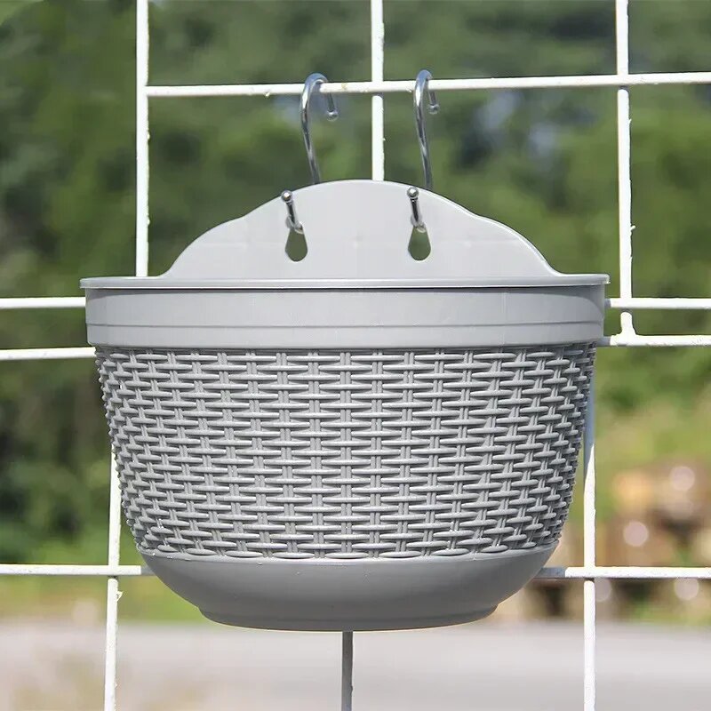 Серые подвесные кашпо из пластика imitation rattan