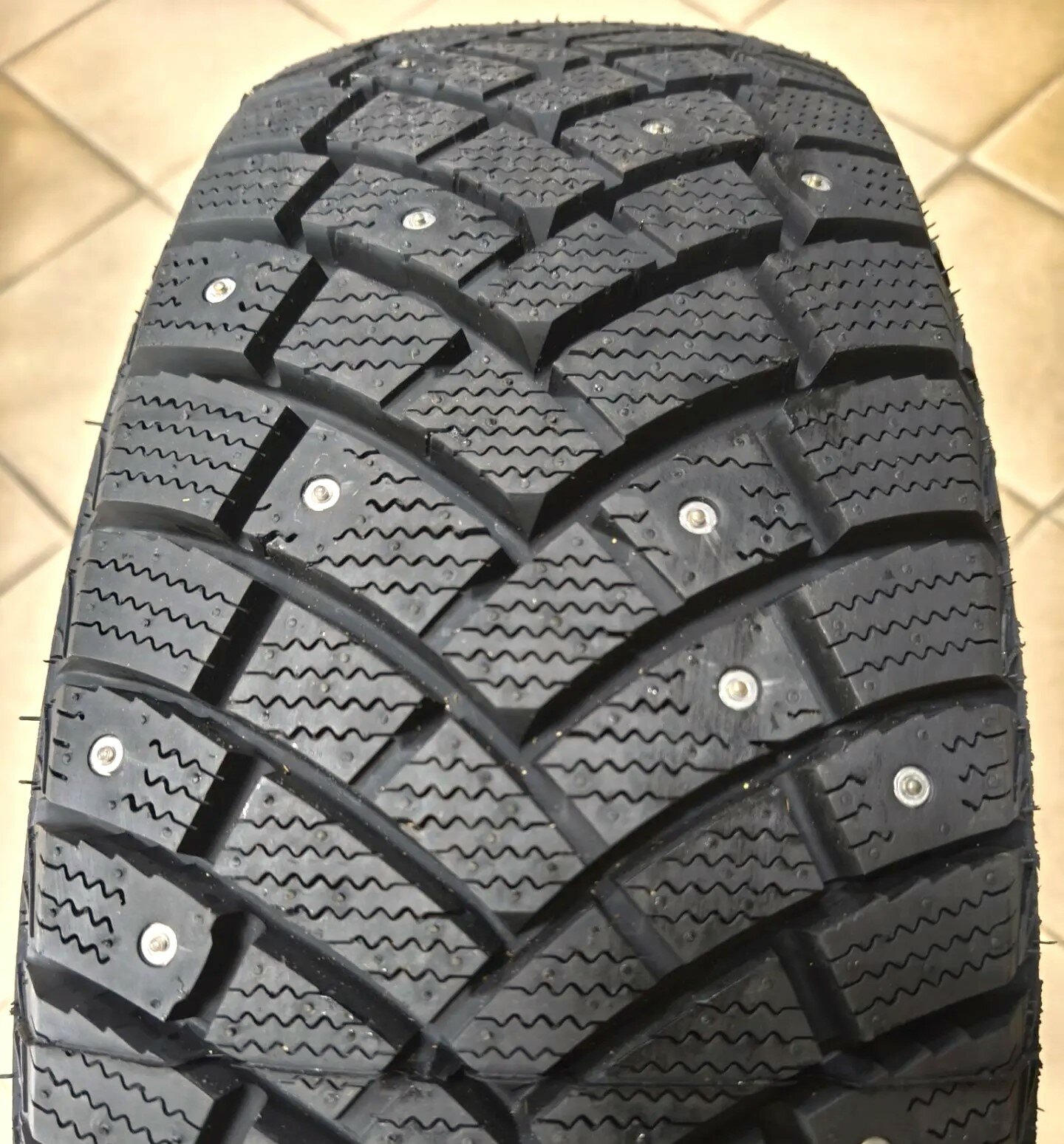 Шины зимние, шипованные R-15 185/65 LingLong GreenMax Winter GRIP 88T Ш