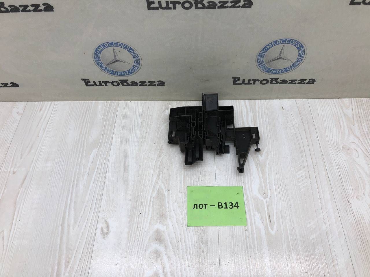 Крепление корпуса блоков управления Mercedes W215 A2205451140