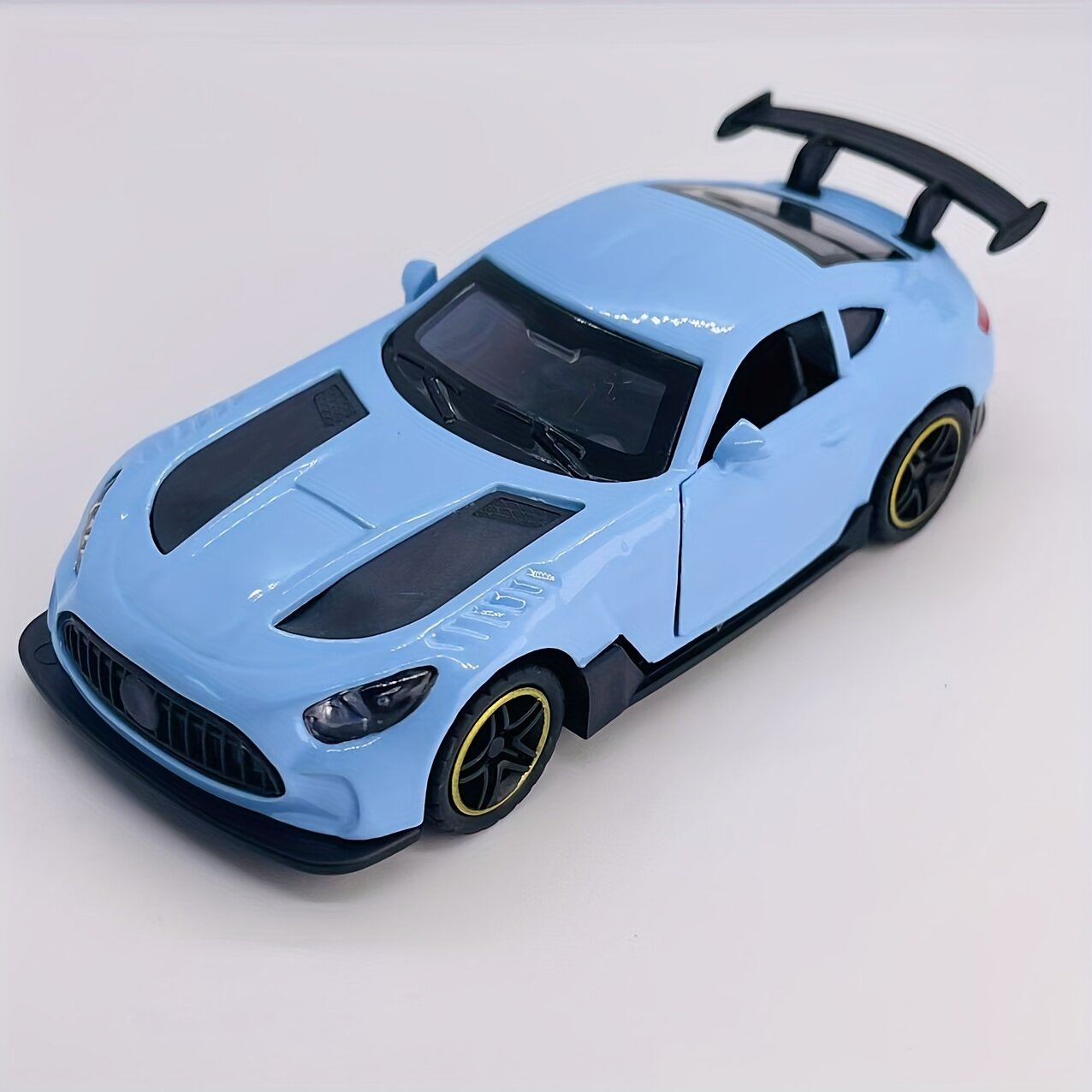 Модель спортивного автомобиля в масштабе 1:43 из сплава с открывающимися дверями и механизмом обратного хода, синий цвет