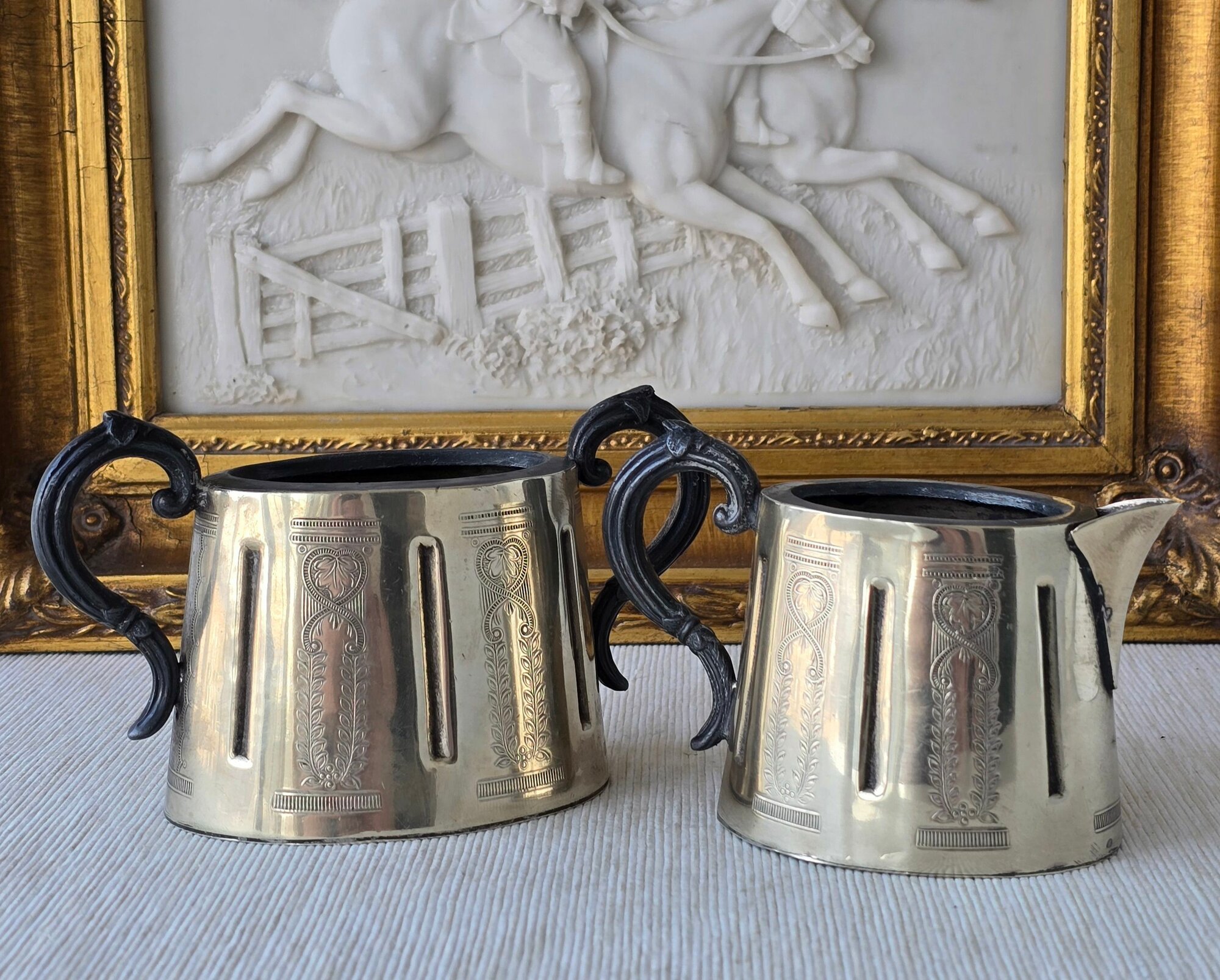 Антикварные сахарница и молочник