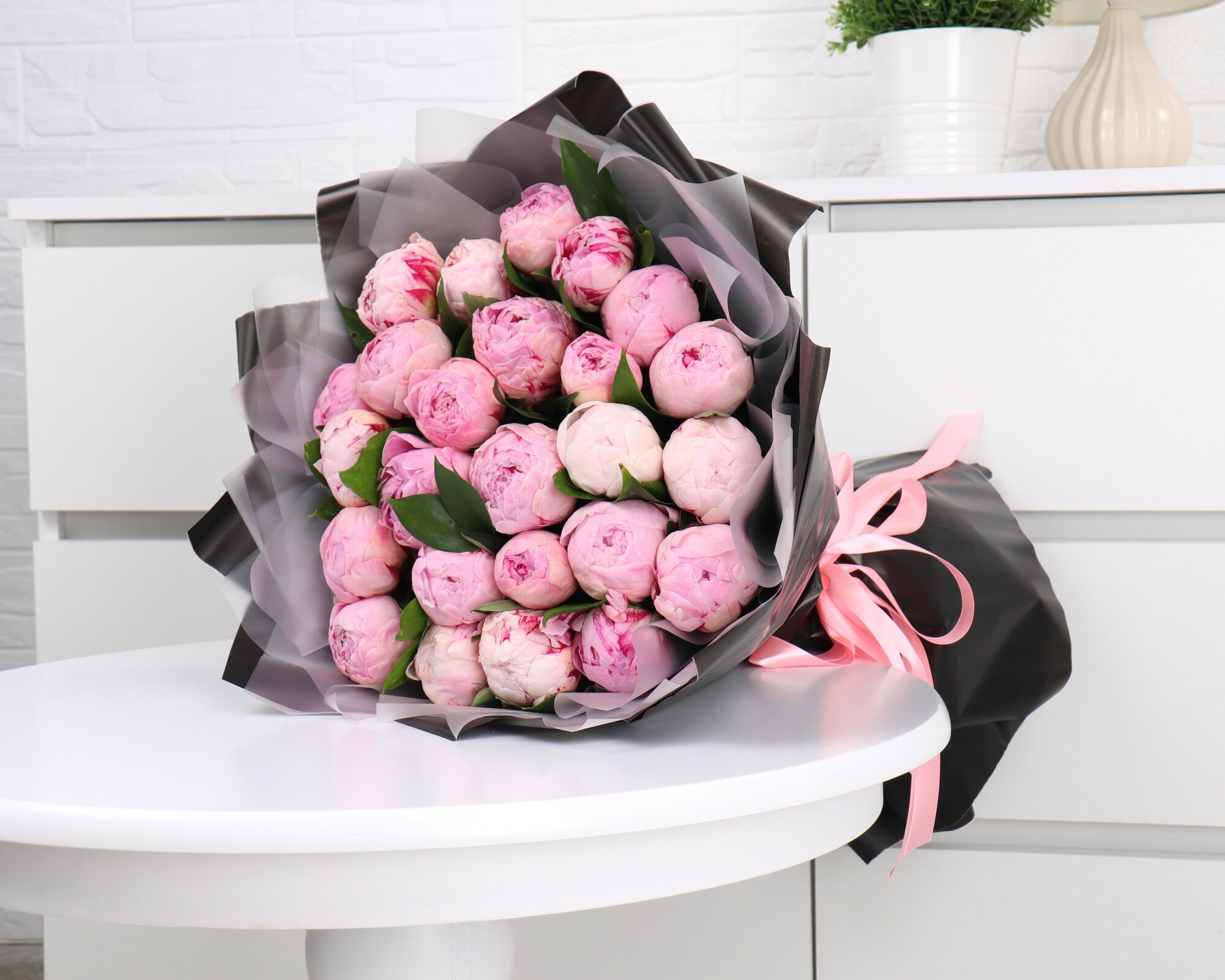 Монобукет THE FLOREAL розовые пионы 25 штук, высота 50 см, с зеленью